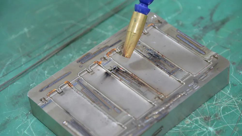 Crane Arm Model 1500w Fiber Mold Laser Soldering Machine Cnc Laser ...