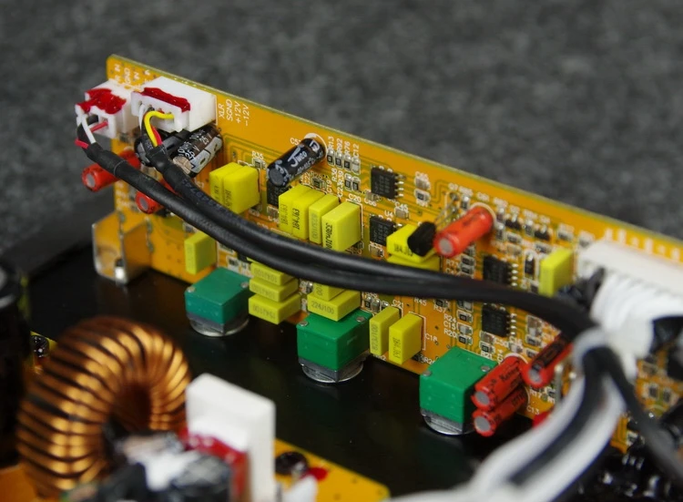 Plate Amp for Subwoofer - 200W Audiophile Sound Enhancement