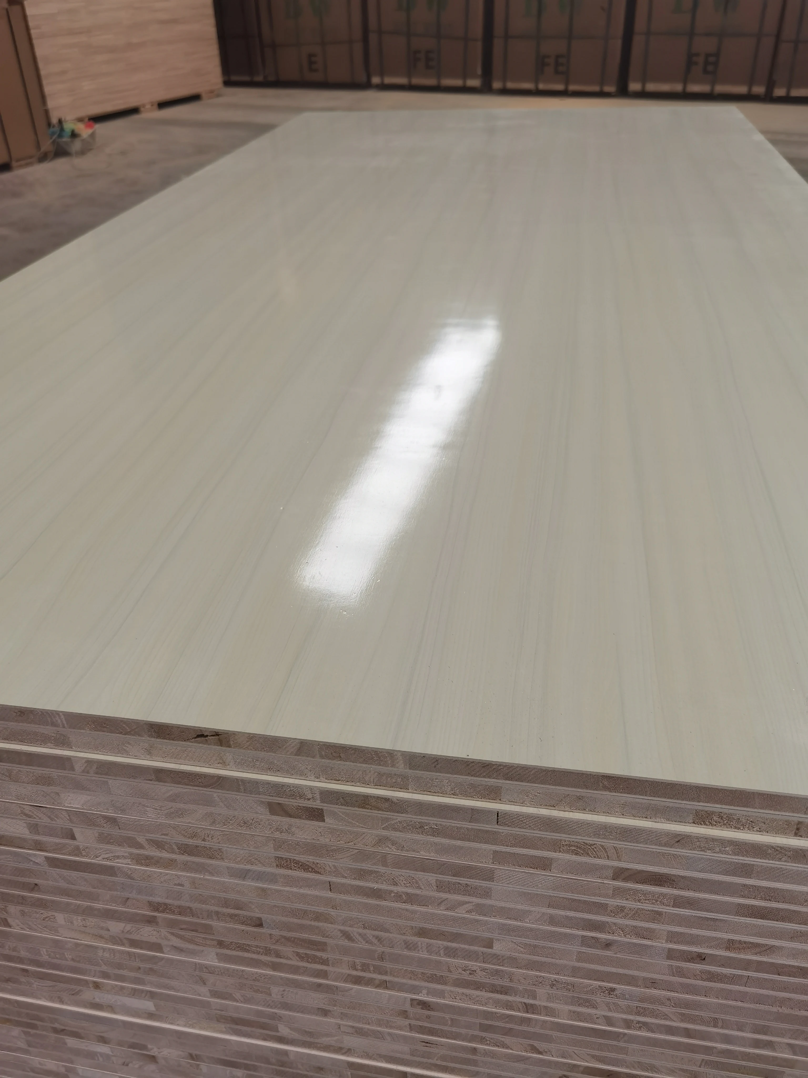 Cheap Falcata Lumber Core Block Board With White Laminated Polyester ...