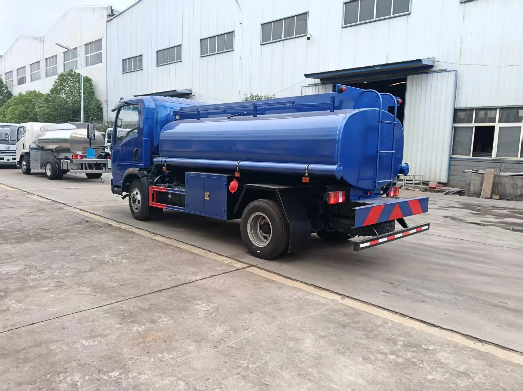 Heavy-Duty 4x2 Diesel Powered Stock Tanker Truck with 15m³-25m³ ...
