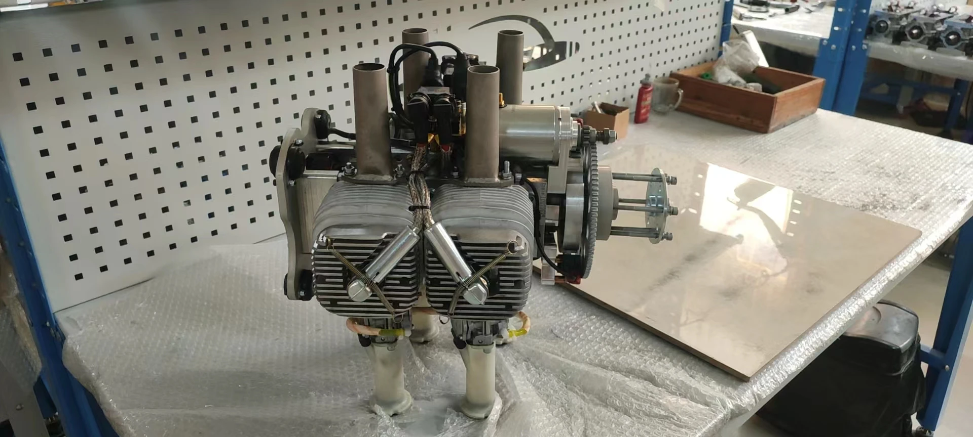 Двухцилиндровый двухтактный бензиновый двигатель объемом 275 куб. см с ...