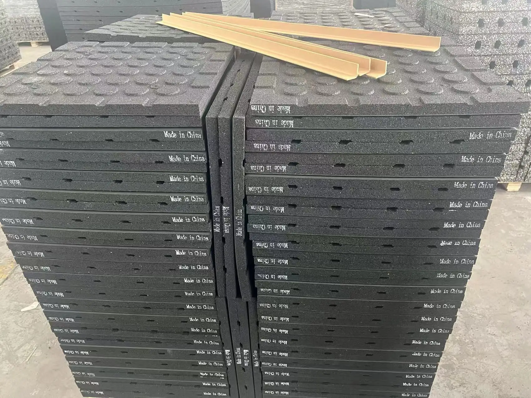 Durable 15-50mm Thick EPDM Gym Rubber Flooring Mats Outdoor Sport Floor ...