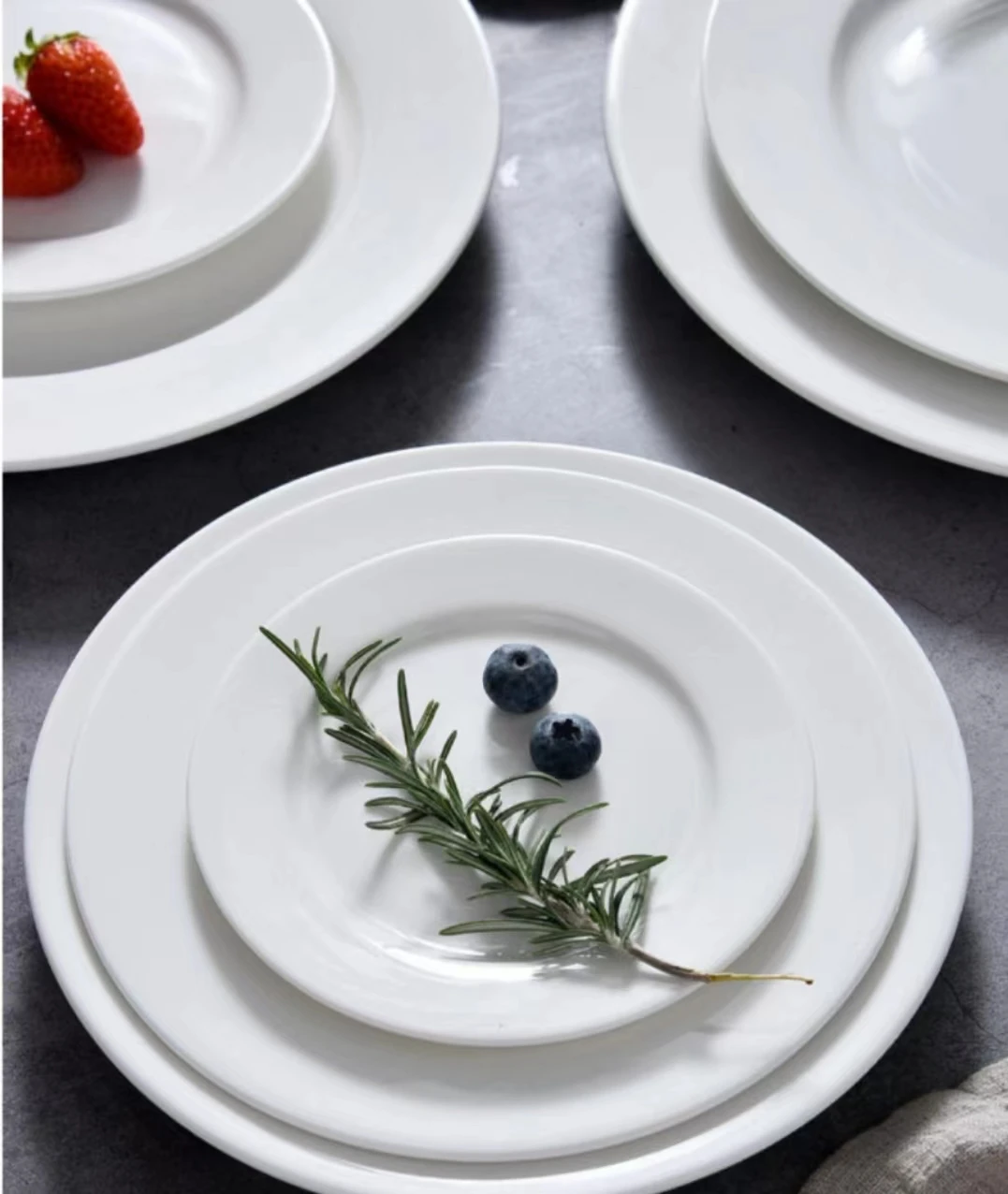Different Sized White Flat Plate Set For Catering Restaurants Wedding ...