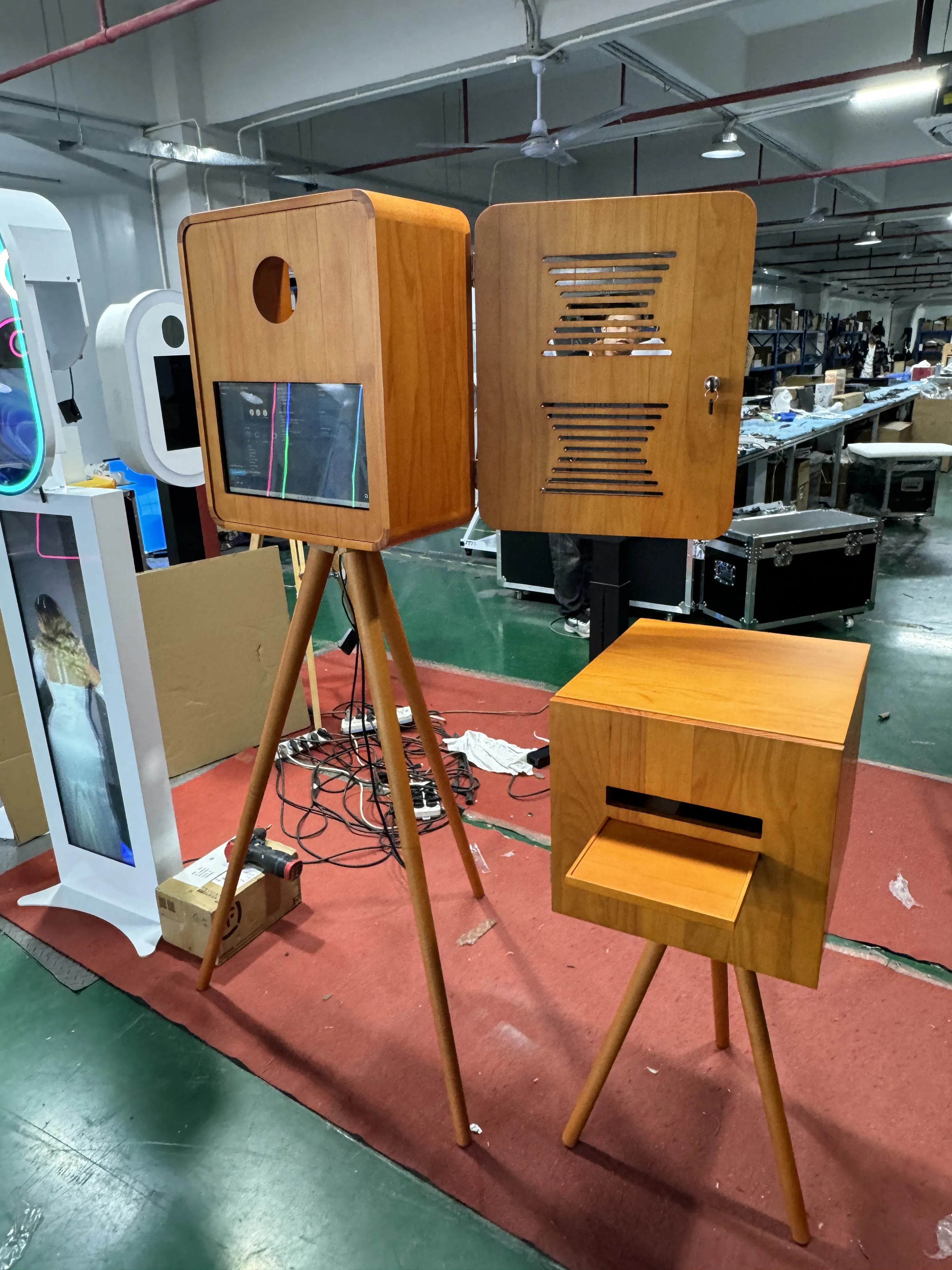 15.6 Inch Wood Material DSLR Photo Booth for Party Fun