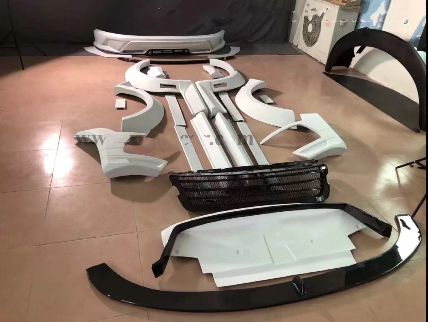 Land Rover Velar Wide-Body Kit - Enhance Your Vehicle