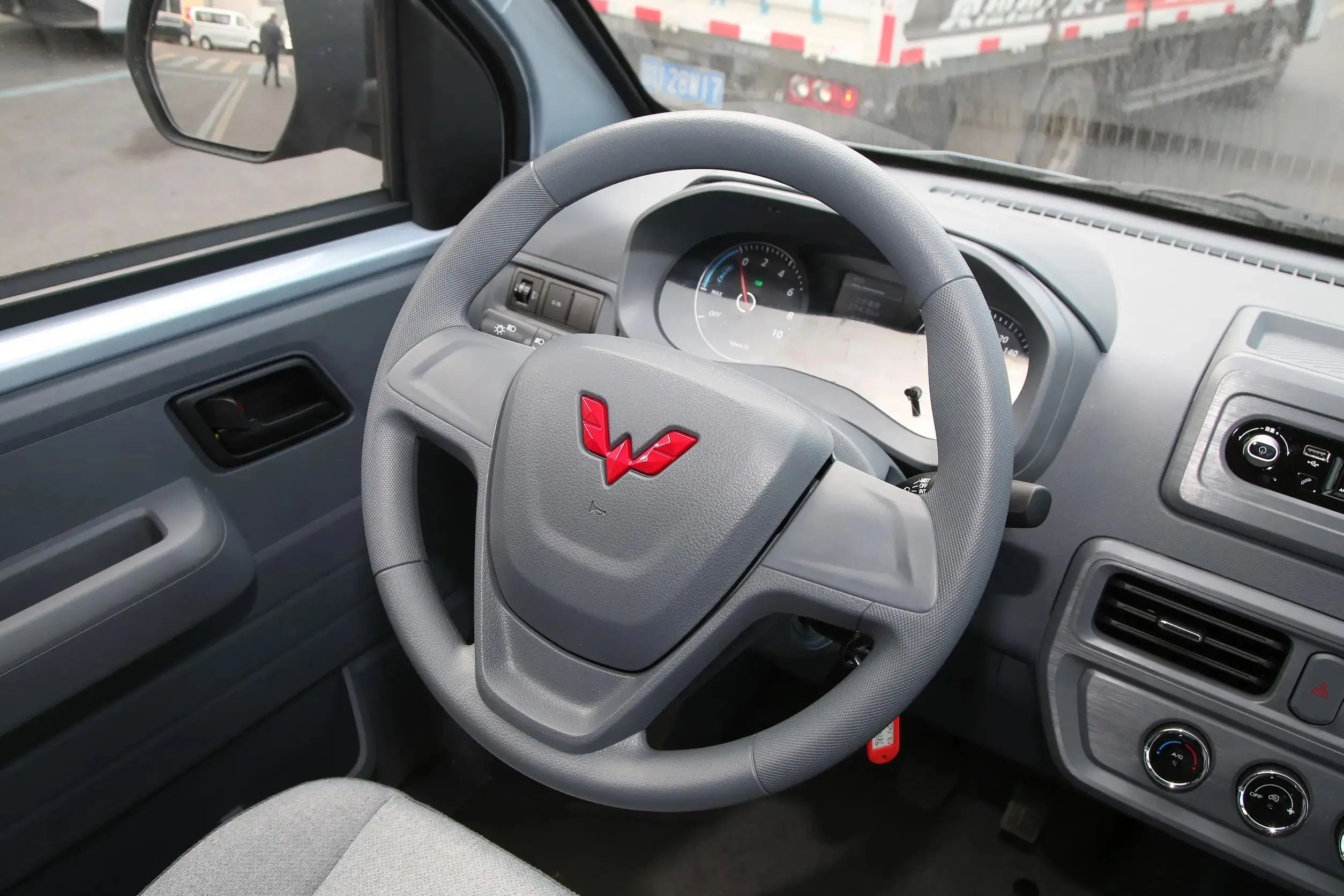 Wuling MPV Electric Mini Bus Taxi - Efficient & Reliable