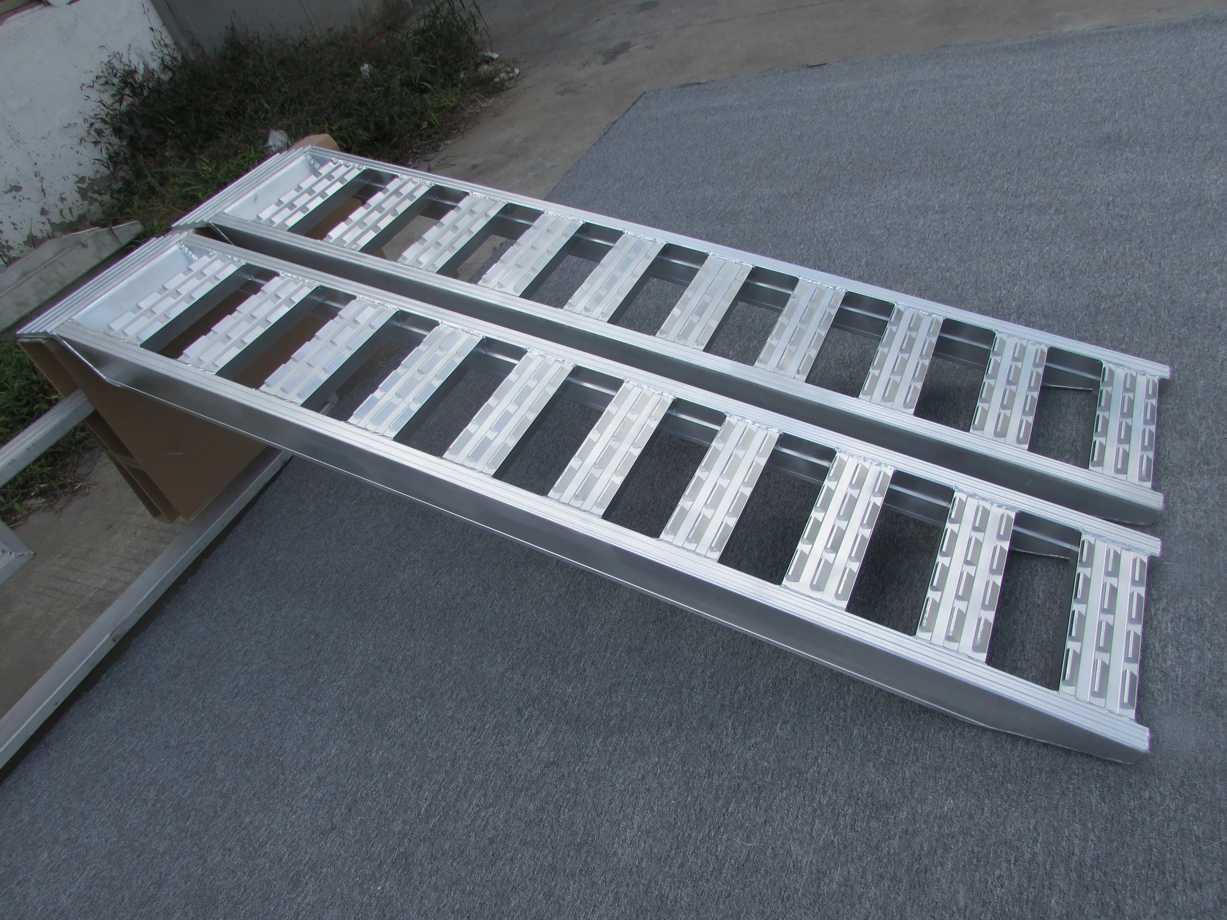 Aluminum Loading Ramps - Durable and Customizable Solutions