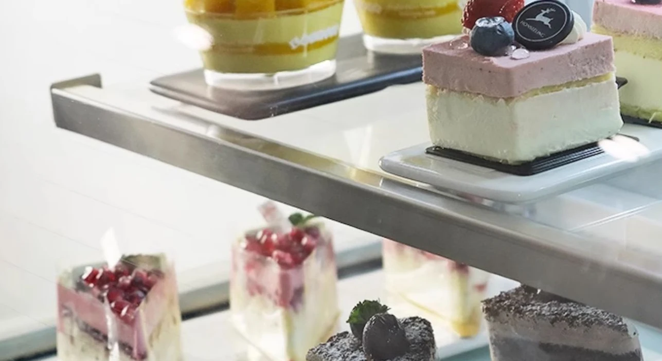 Stainless Steel Bakery Showcase - Efficient LED Lighting