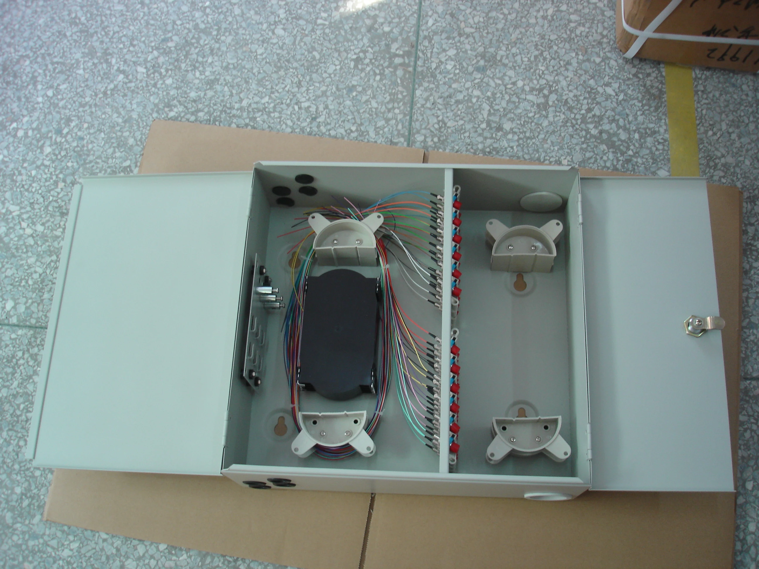 Wall Mounted Fiber Optic Splice Enclosure 12 24 48 96 Cores FTTH ...