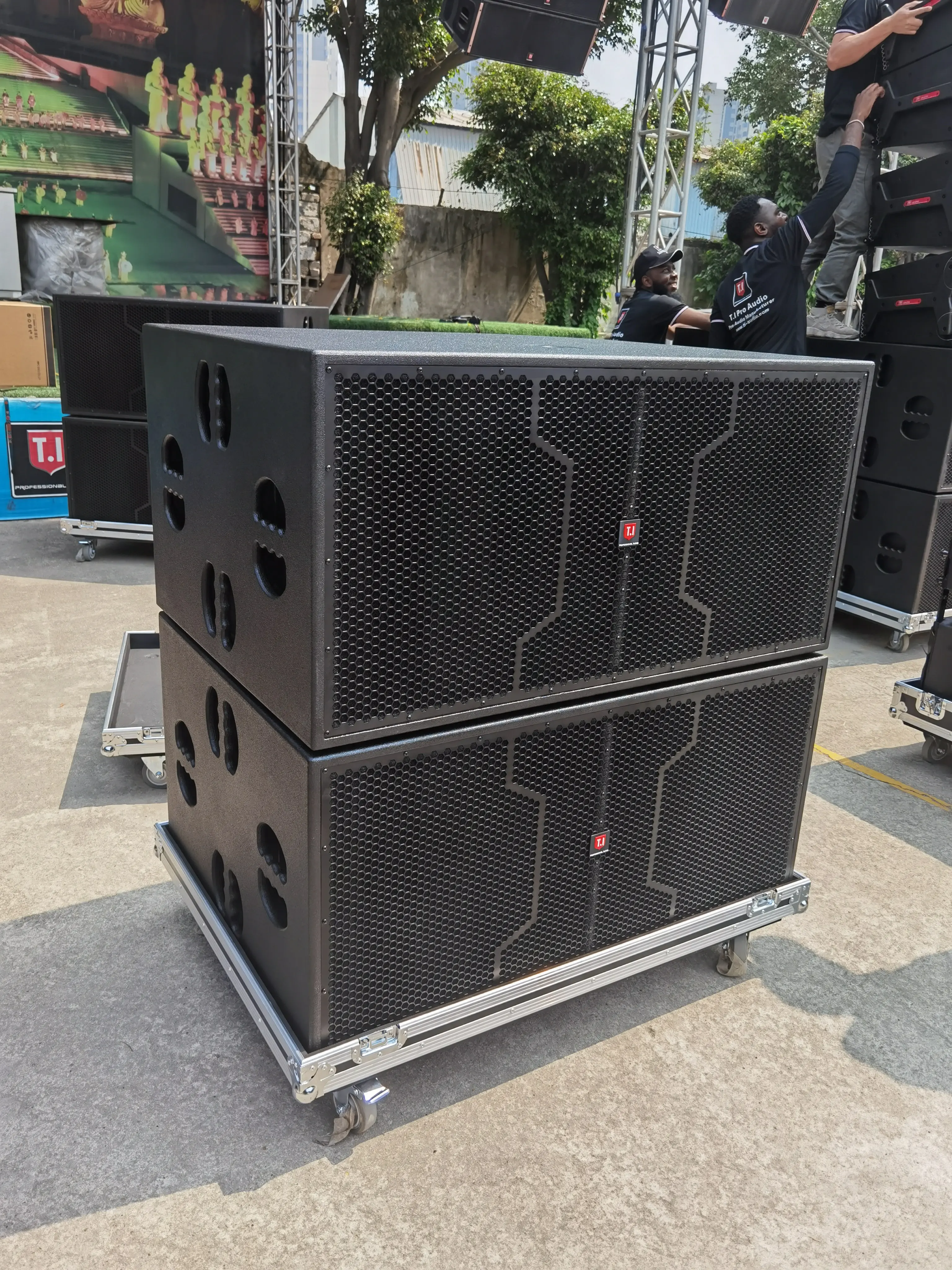 Powerful Stable Outdoor Sound Stage Sub Woofer Concert Crusade Sound ...