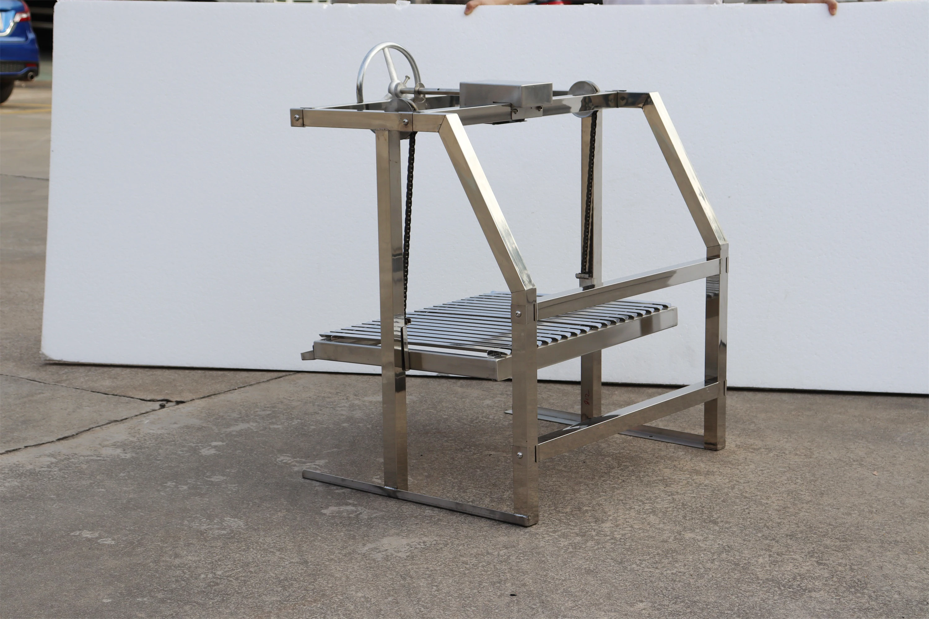 Party Easy Hand Operated Lift Freestanding Charcoal Grill