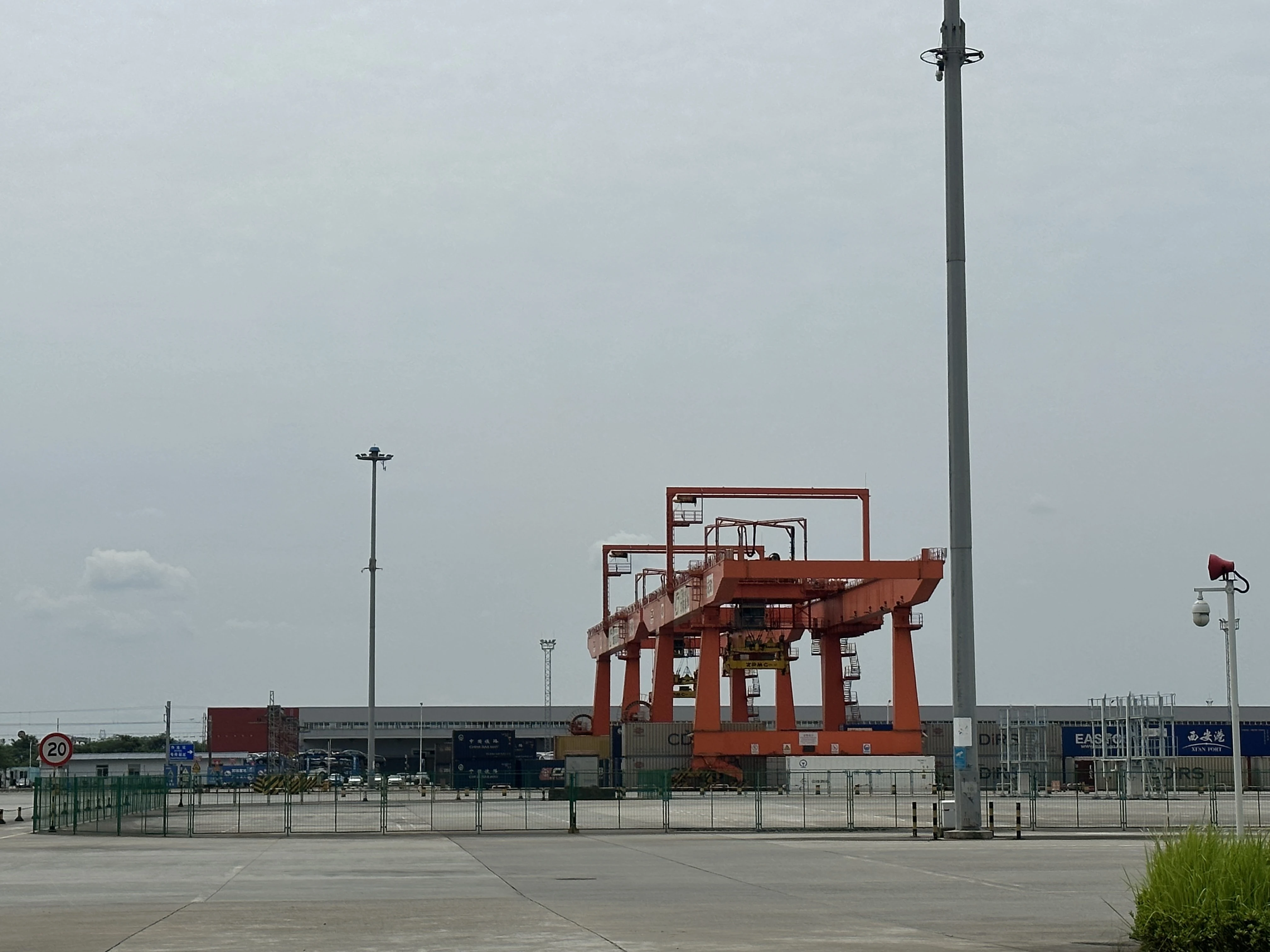 Hot Sale Toyota Hilux Diesel Pickup Truck 4x4 Nissan Navara D40 Used ...