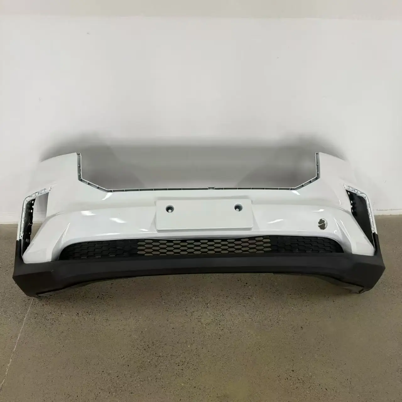 SAIC MAXUS Delivery 9 Front Bumper C00165300 - White, Clip-On, New, 6 ...