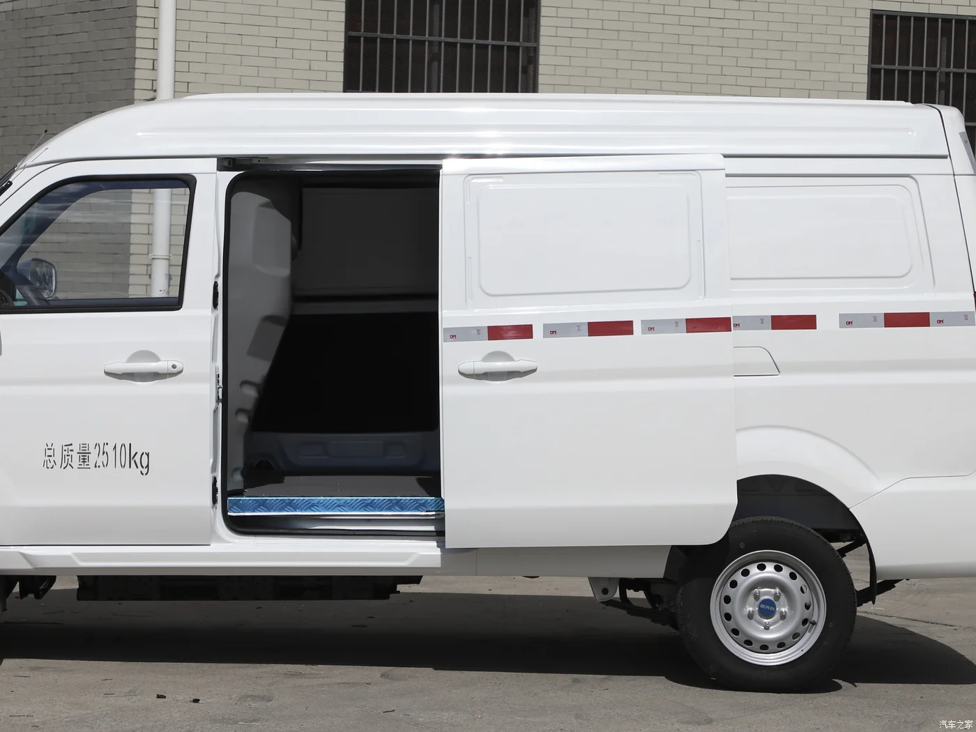 SRM Electric Truck - Pure Cargo Van with 2 & 7 Seats