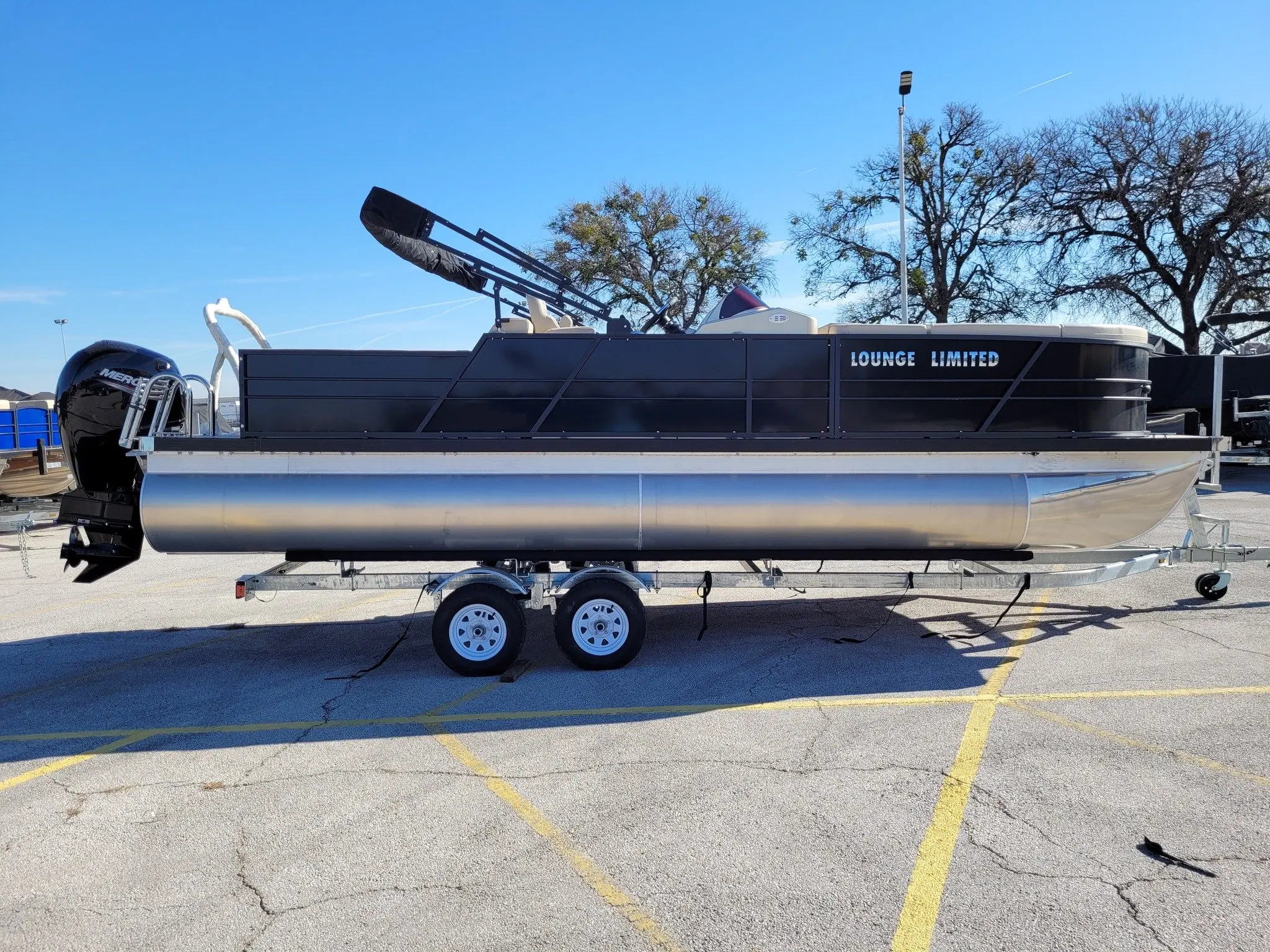 9M Pontoon Boat Manufacturer - Tritoon Boat with Sporty Pontoons