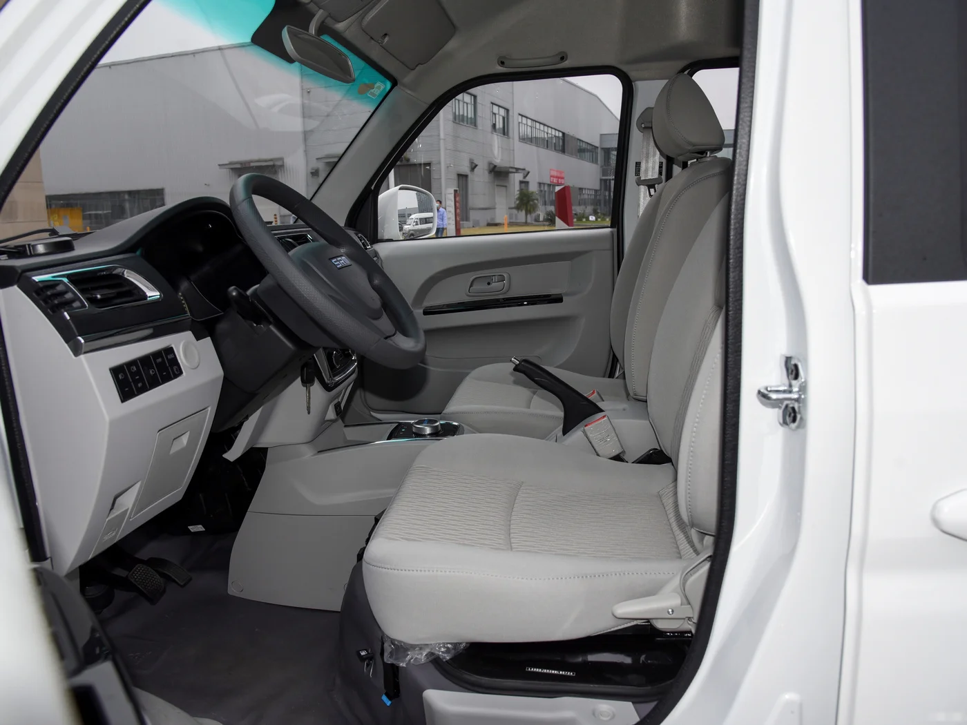 SRM Electric Van 5/7 Seater Minibus - Big Space & Efficiency