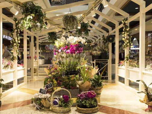 Indoor Flower Kiosk Display - Glass Design & Flower Shop Layout