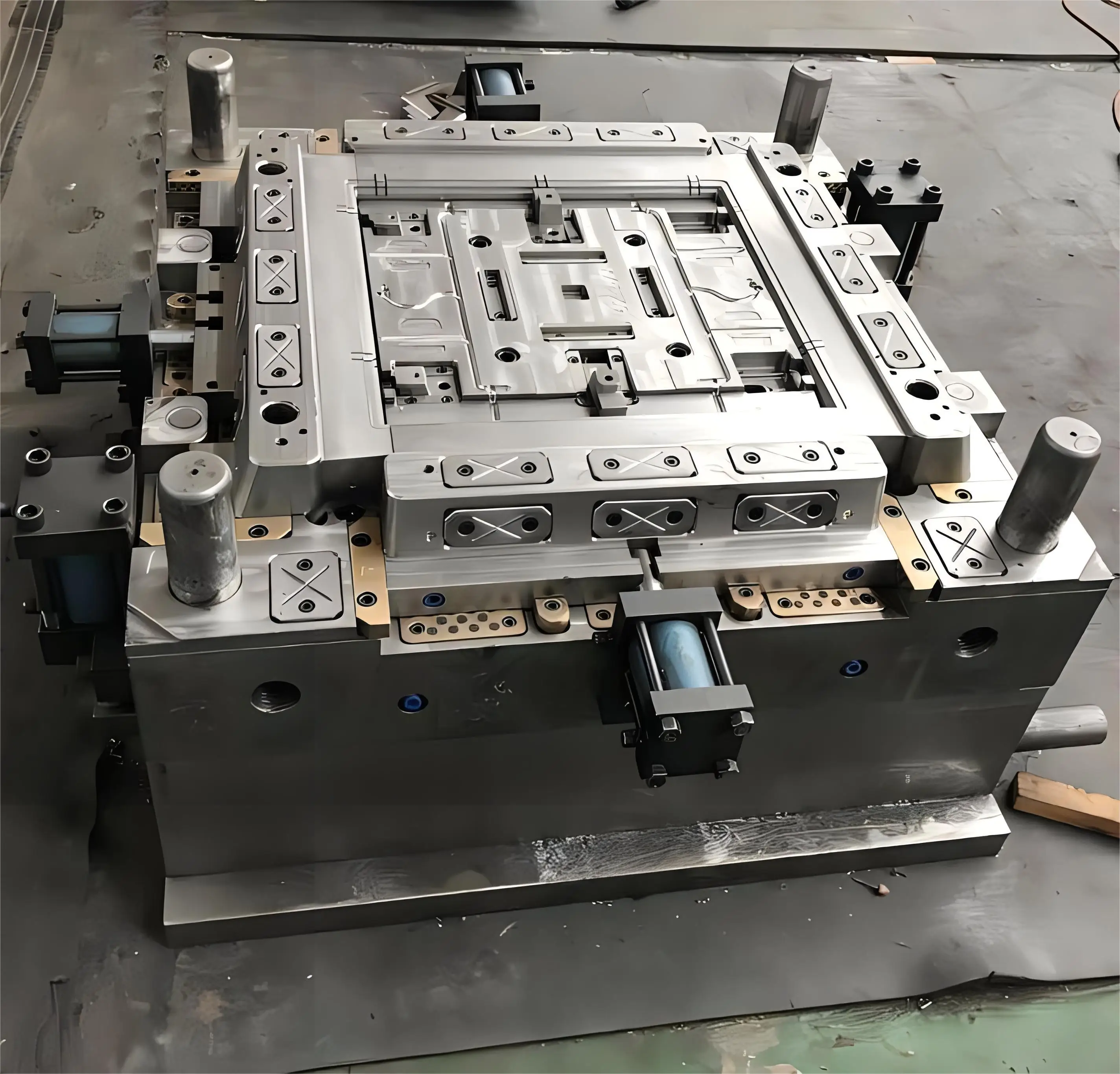 Injection Molding Machines Plastic Mold Maker Plastic Injection Mold ...