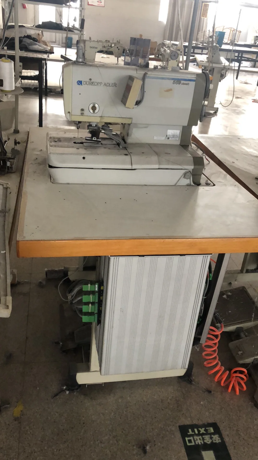 Utilizzato Durkopp Adler 580 Industriale Occhiello Asola Macchina Da ...