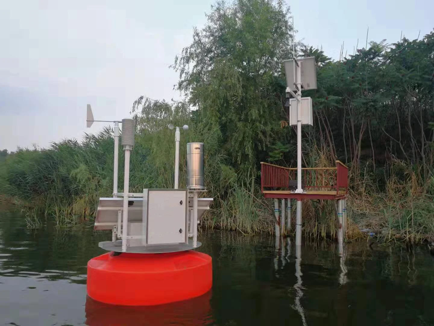 PE Water Quality Monitoring Buoy Water Resistant with Solar Panels and ...