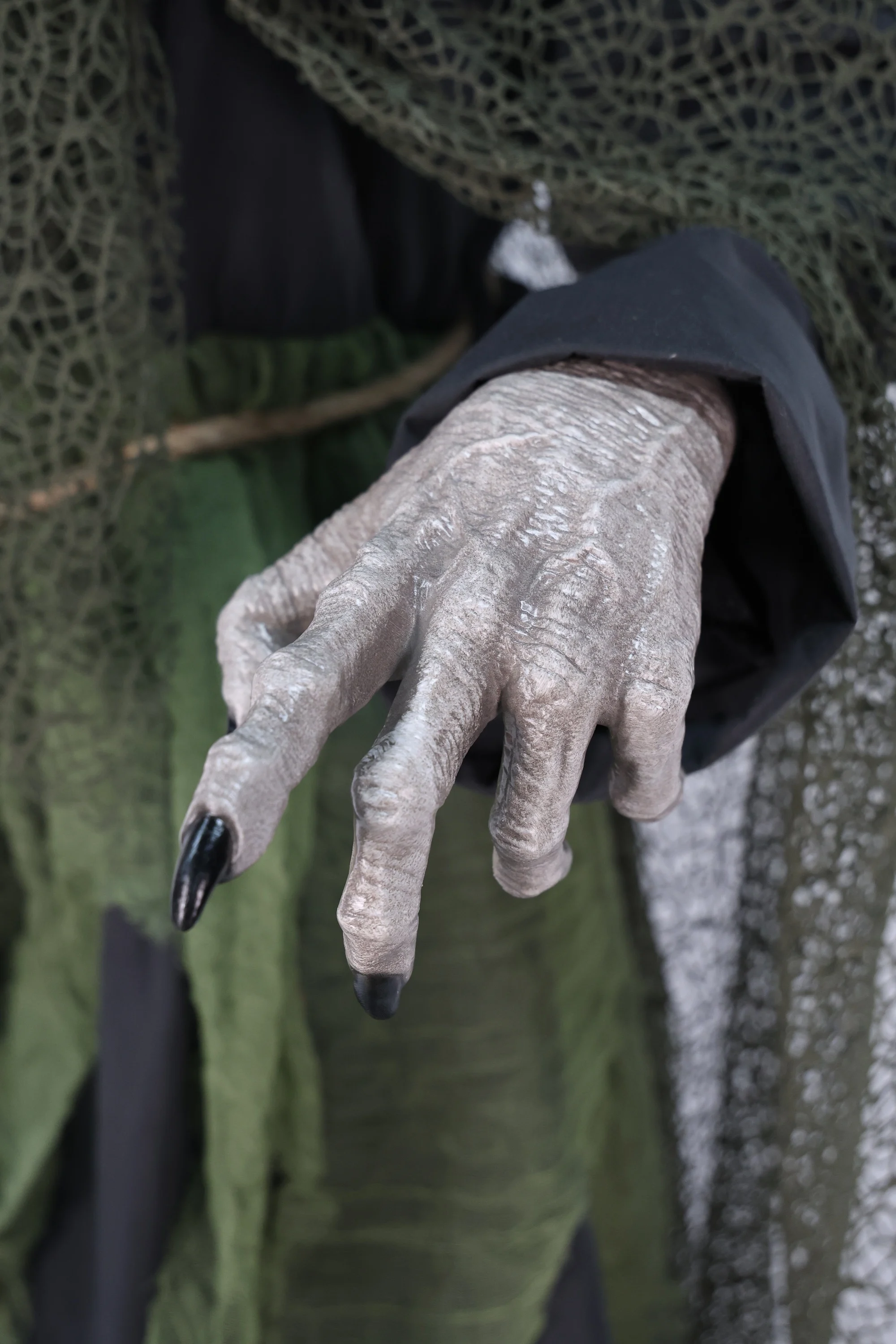 5FT Standing Scary Witch - Realistic Rotting Skin & Tattered Robe for ...