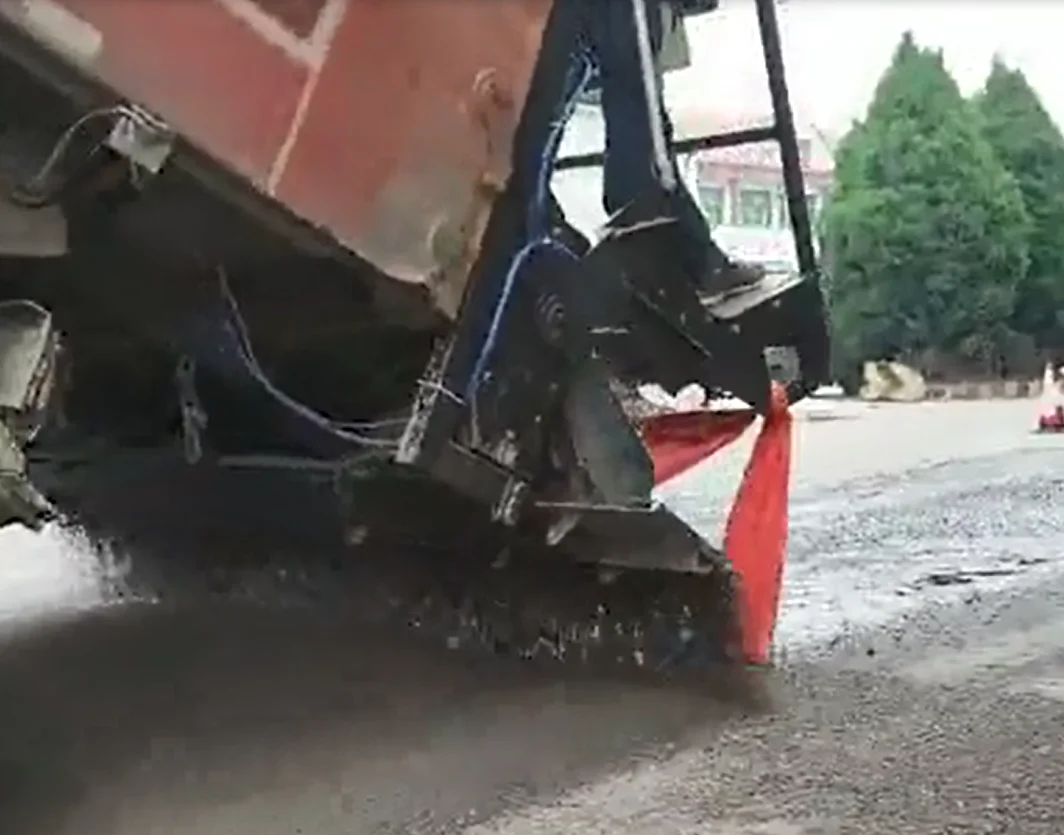 Chips Spreader With Spreading Width 3100mm Road Construction Spreader ...