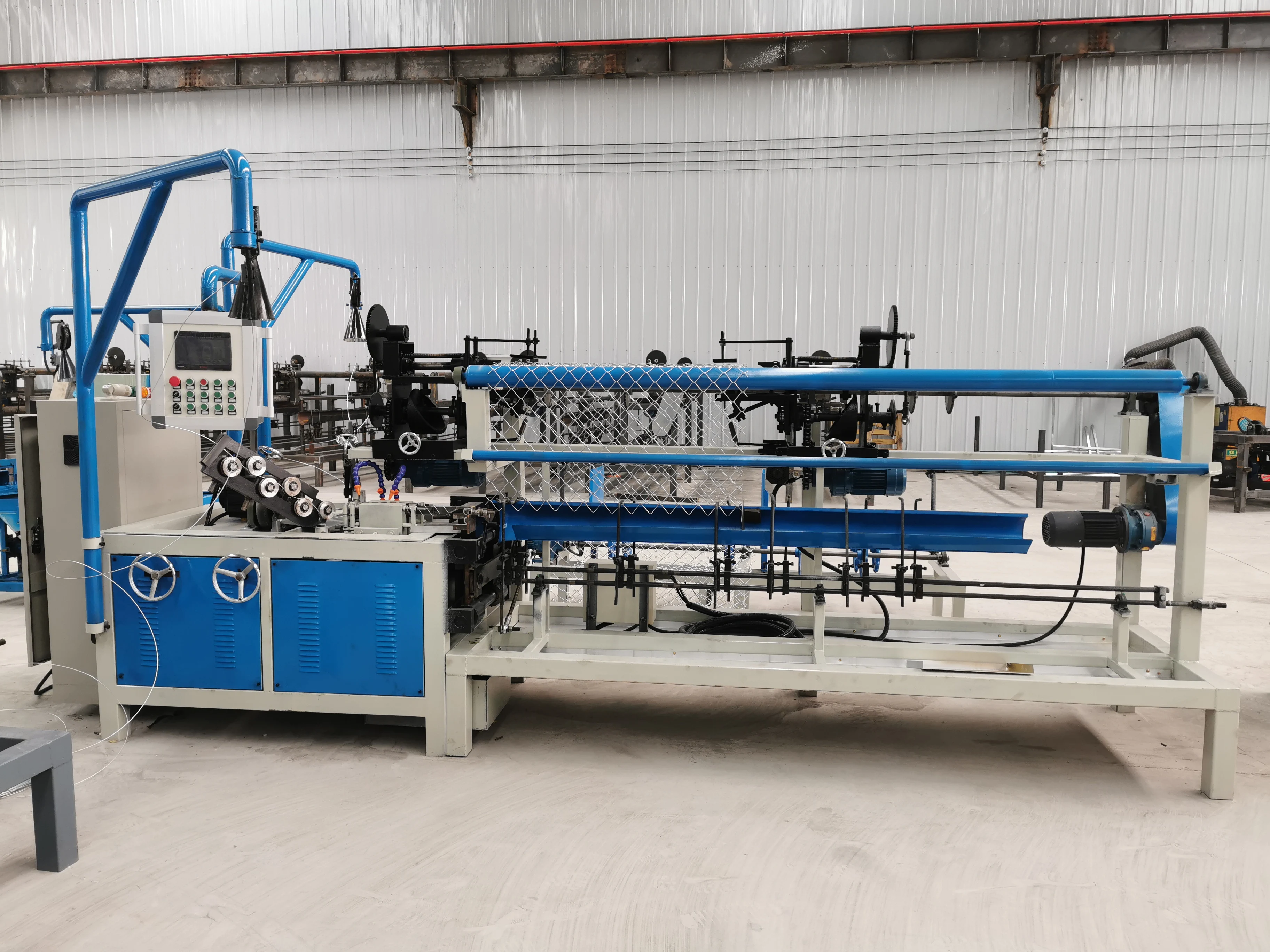 Factory Automatic Wire Mesh Weaving Fencing Making Chain Link Fence ...