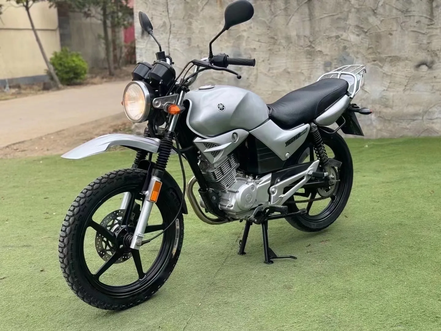 Yamaha Vintage Motorcycle 125cc - off-Road Street Bike