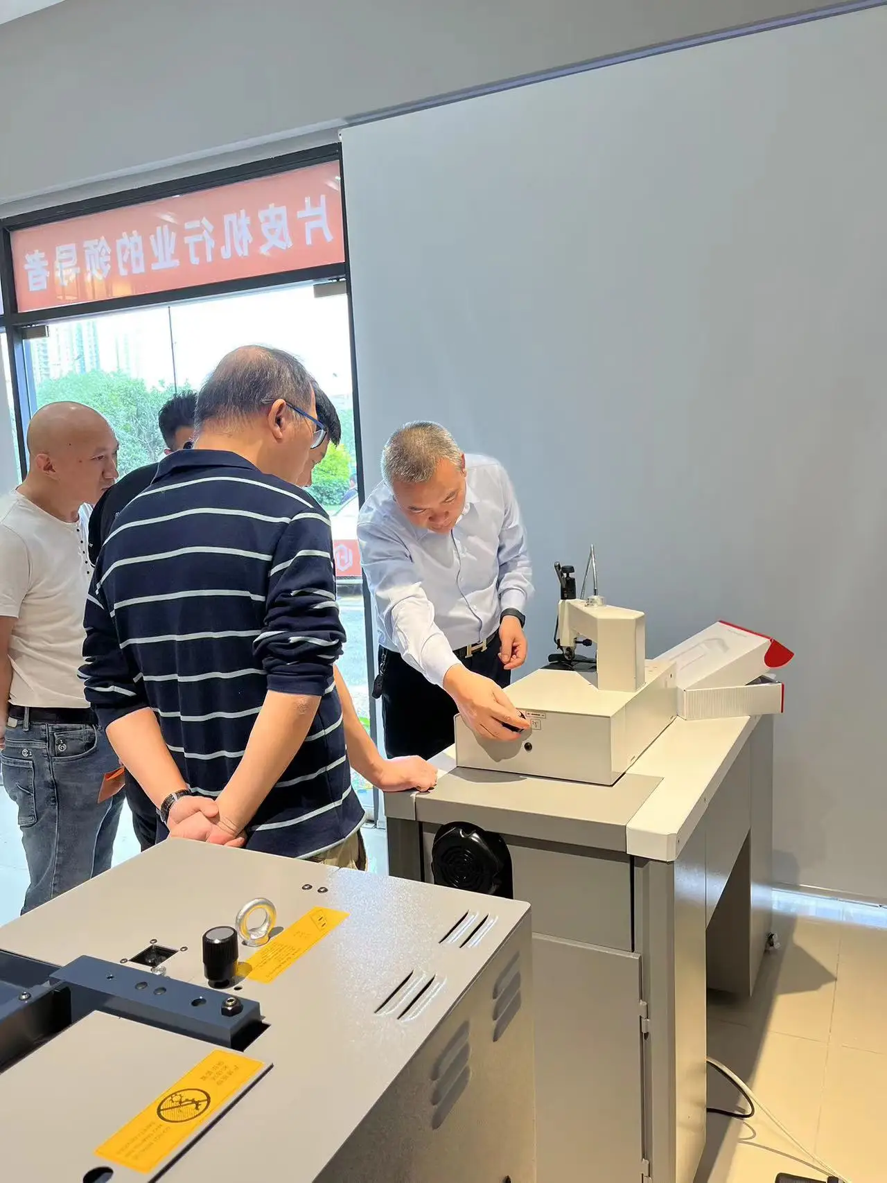 Atom Vs922 Swing Arm Footwear Hydraulic Cutting Machine Shoe Making ...