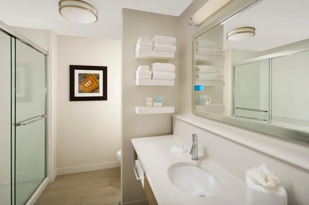 Hampton Inn Ul Etl Wall Lamp Suites By Hilton Guestroom Wall Lamp ...