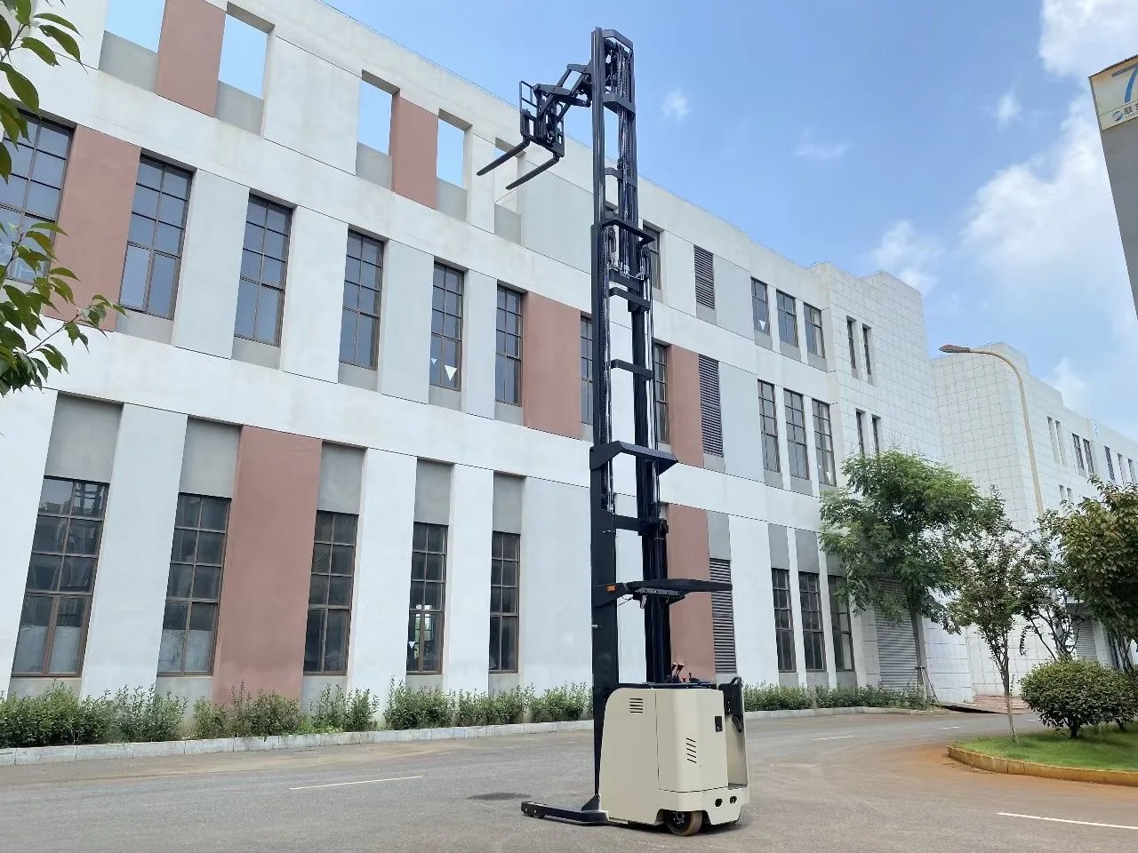 TAIXING JICHUAN Electric Reach Truck Hydraulic Stacker Lift 2T 3m Stand ...