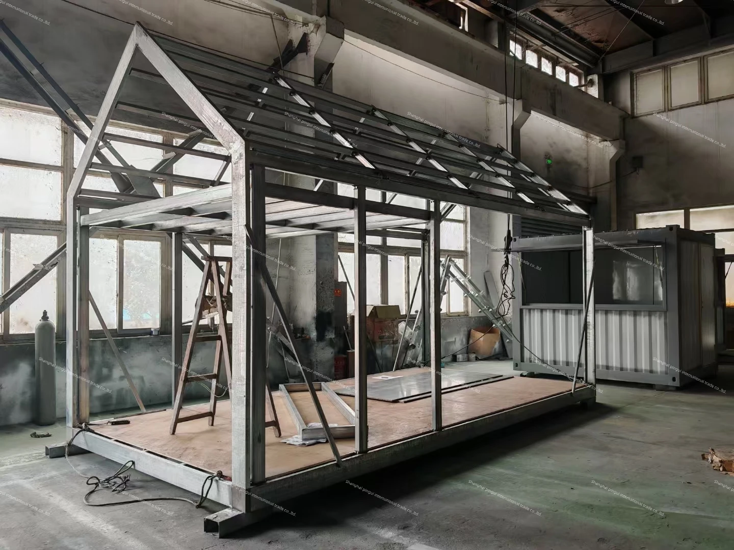 Modern Prefabricated Triangular Wooden House with Steel Structure