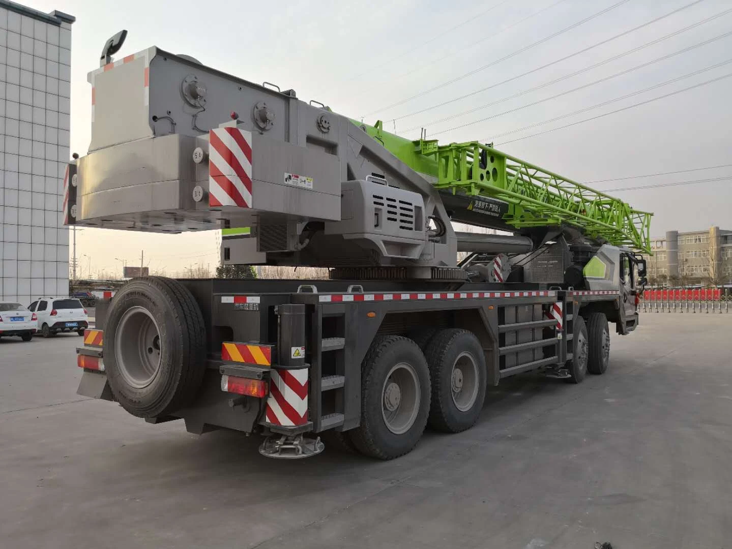 Zoom-lion Factory 70t Truck Crane Ztc700v562 With Five Section Boom ...