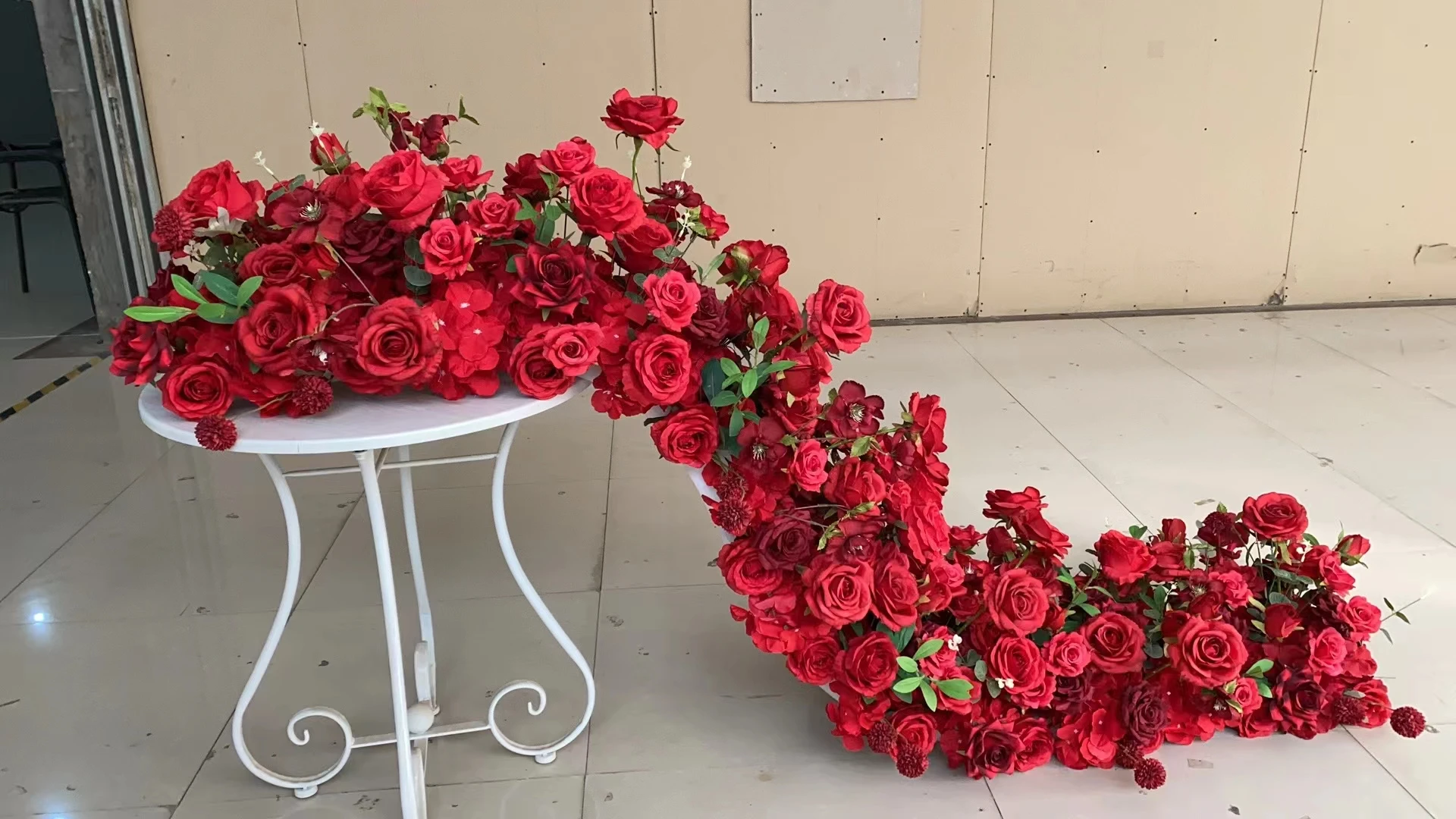 Customized Artificial Red White Flower Runners Decoration Flowers Row ...
