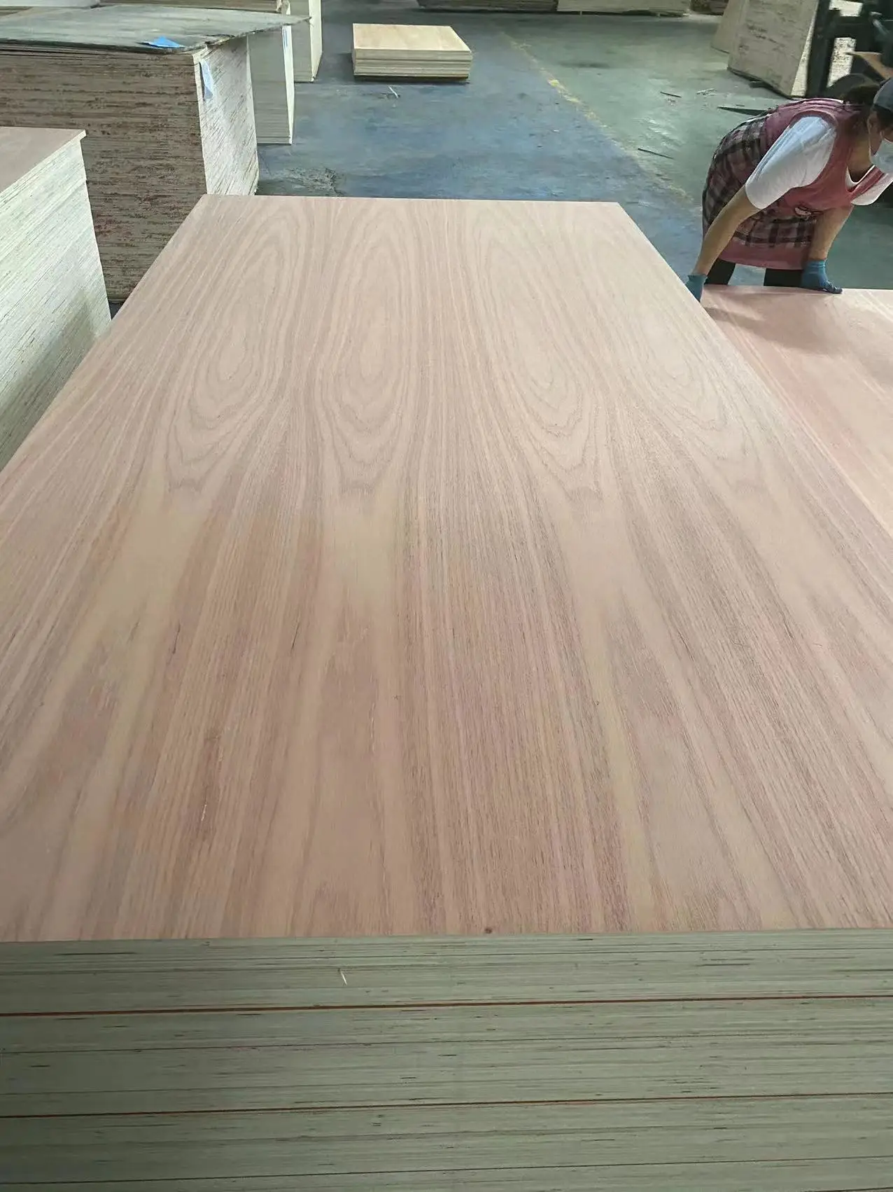 4x8 18mm Red Cedar Plywood - Durable & Versatile Solutions