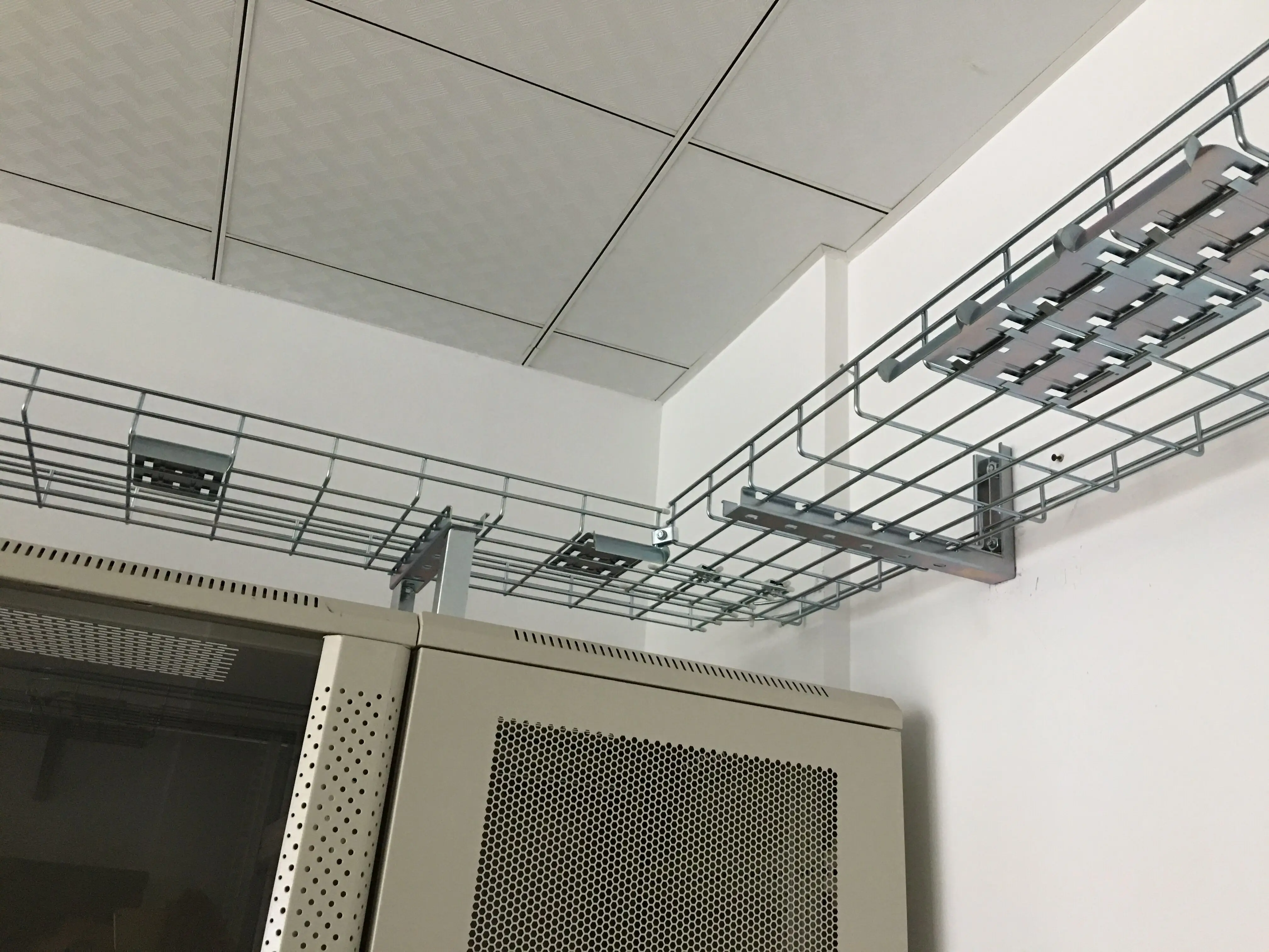Real Life In Data Center Wire Mesh Cable Tray - Buy Kawat Mesh Kabel ...