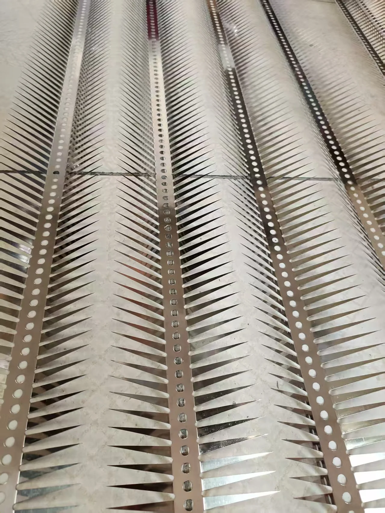 Construction Safety Wall Razor Spikes Galvanized Anti-Climbing Nails ...