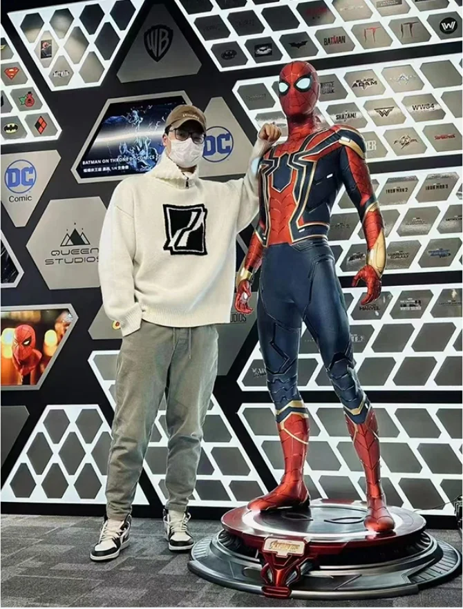 Life Sized Statue Of Marvel Super Heroes Figures Spider-man And Iron ...