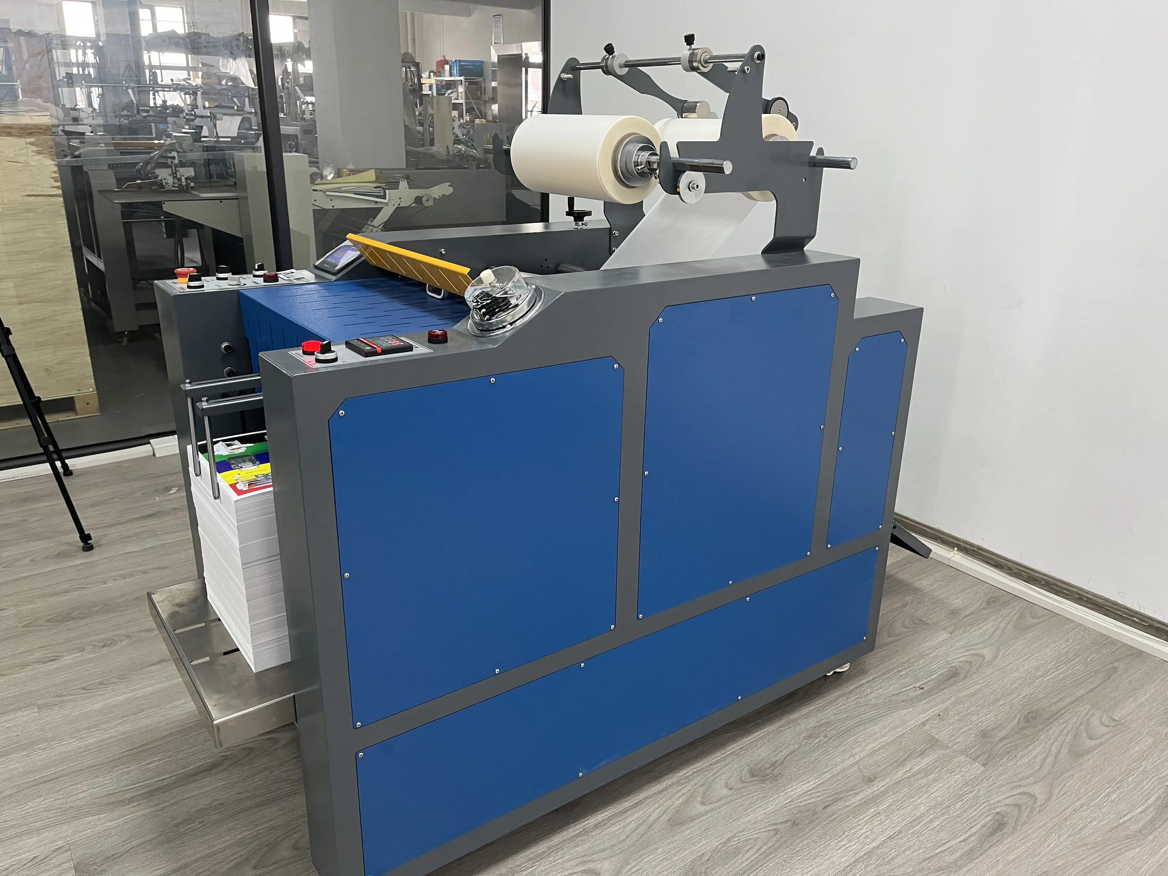 AF-420 Laminating Machine - Efficient Roll Film Solutions