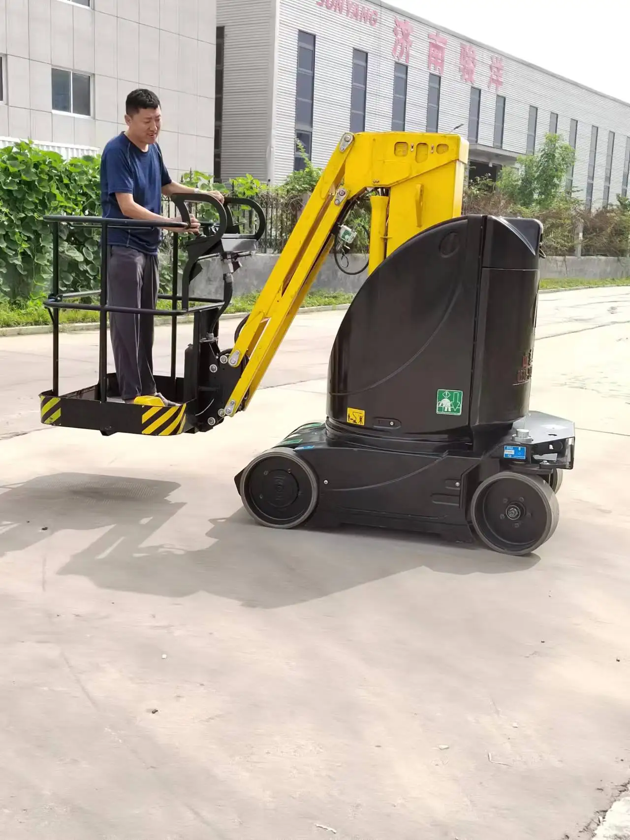 Factory Latest Mobile Column Lift Vertical Platform Lift Electric ...