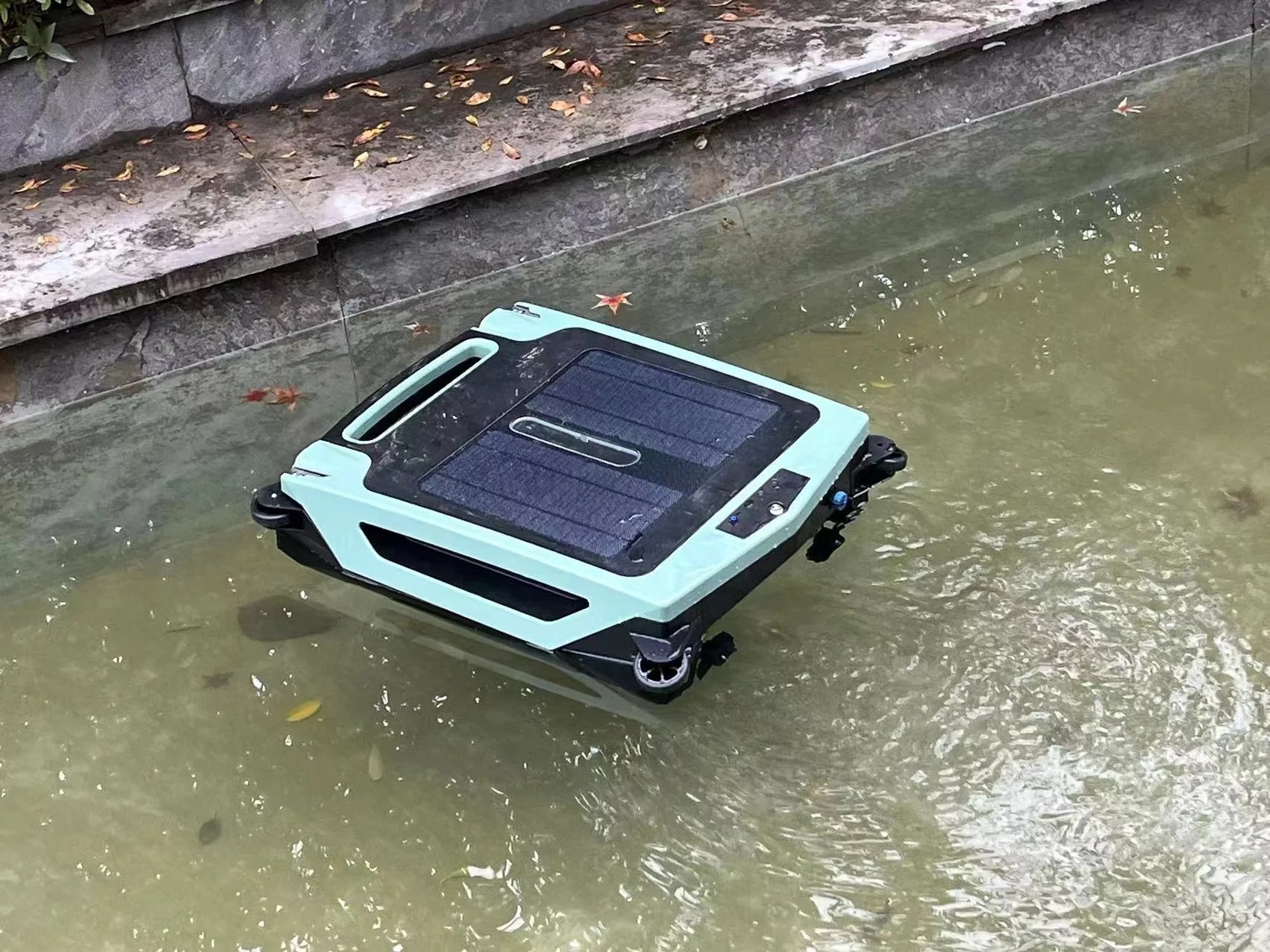 Solar Powered Pool Skimmer - Efficient Cleaning Solutions