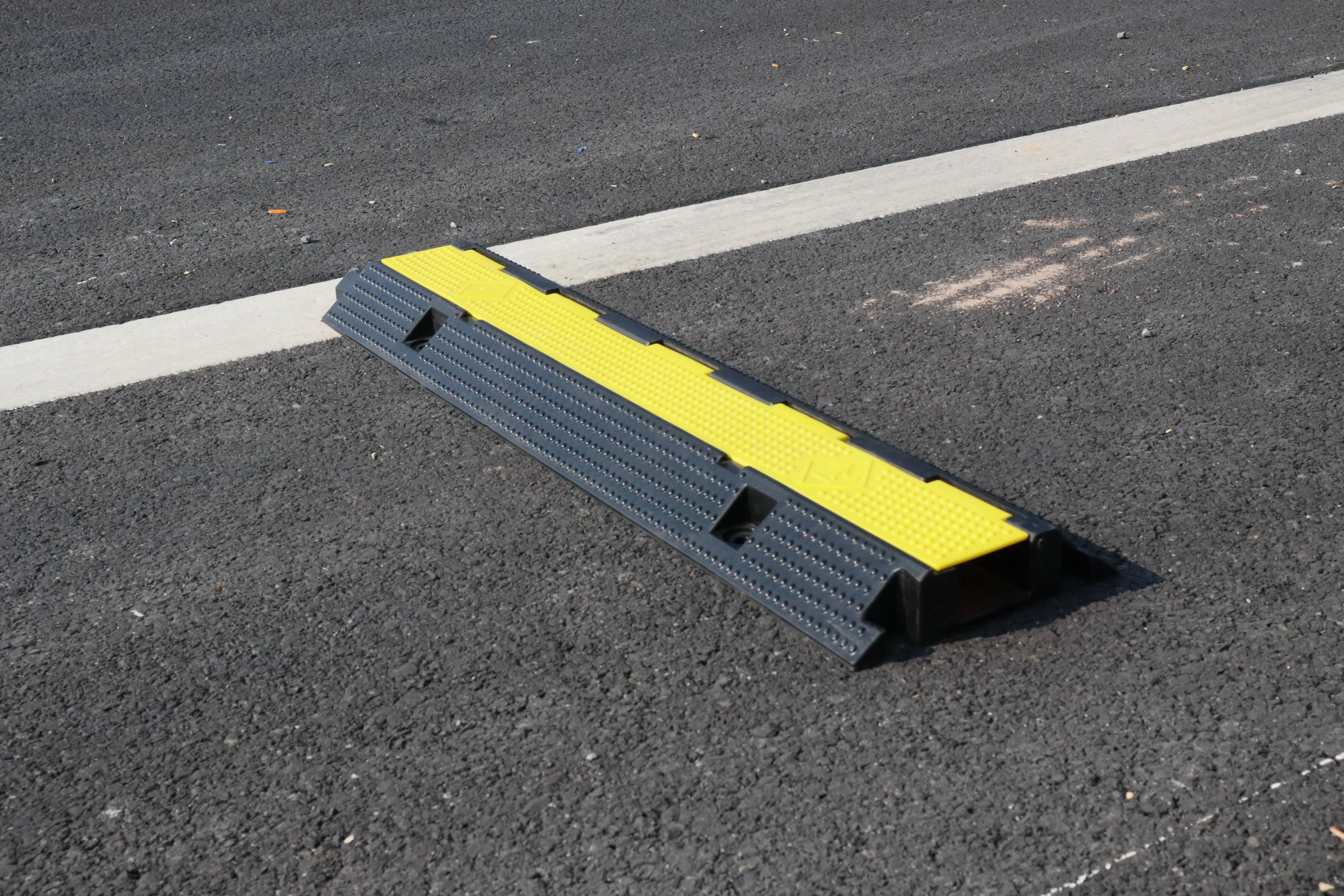 New 3-channel Cable Protector Traffic Speed Hump And Ramp Rubber Floor ...