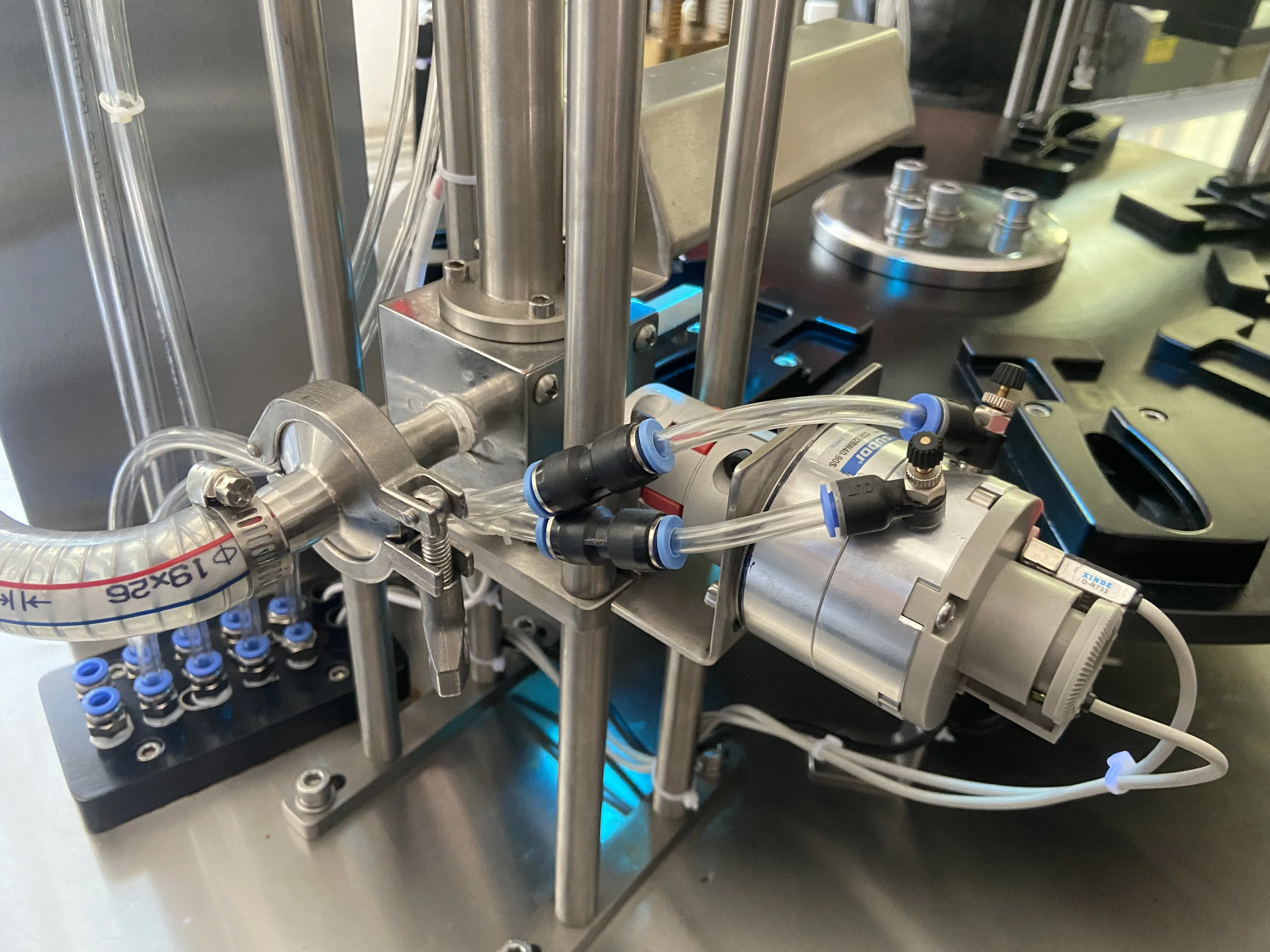 KV High Quality Rotary Honey Spoon Filling Sealing Machine