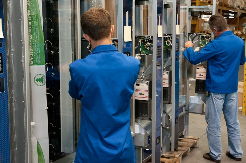 Italian Multi Beverage Can Vending Machine Frozen Snacks Beer Vending ...