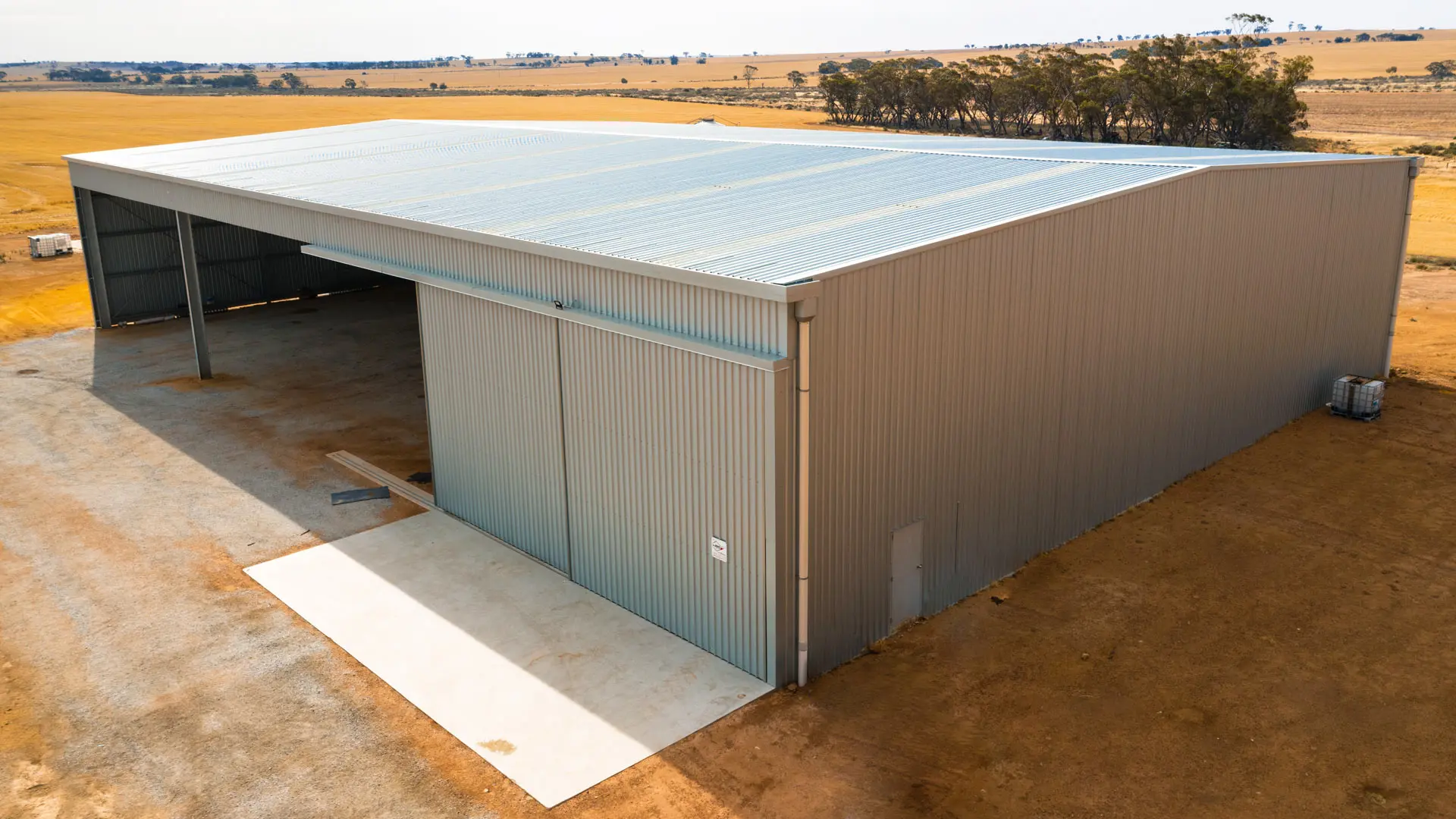 Metal Roof Warehouse Building with Parapet Wall Design for Durability ...