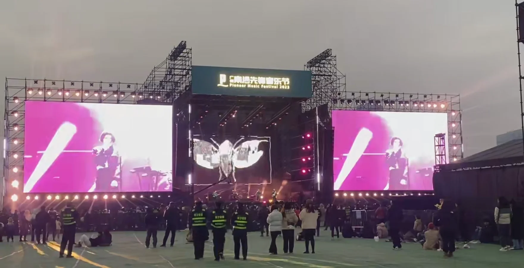 Custom High Resolution Display Screen Movable Video Wall LED Film ...