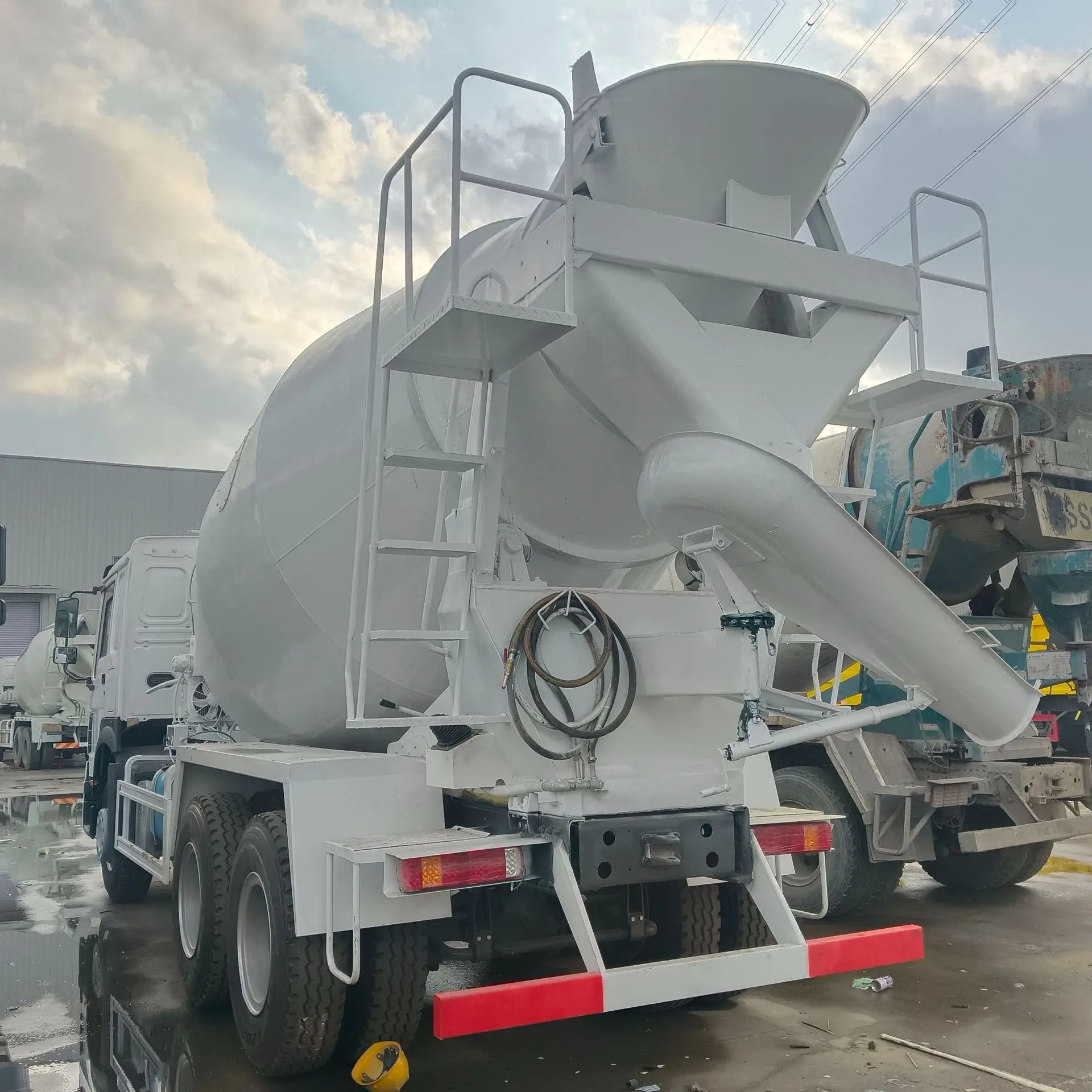 Brand New Sinotruk Concrete Mixers Trucks 10 Cubic 400hp 6x4 Howo ...