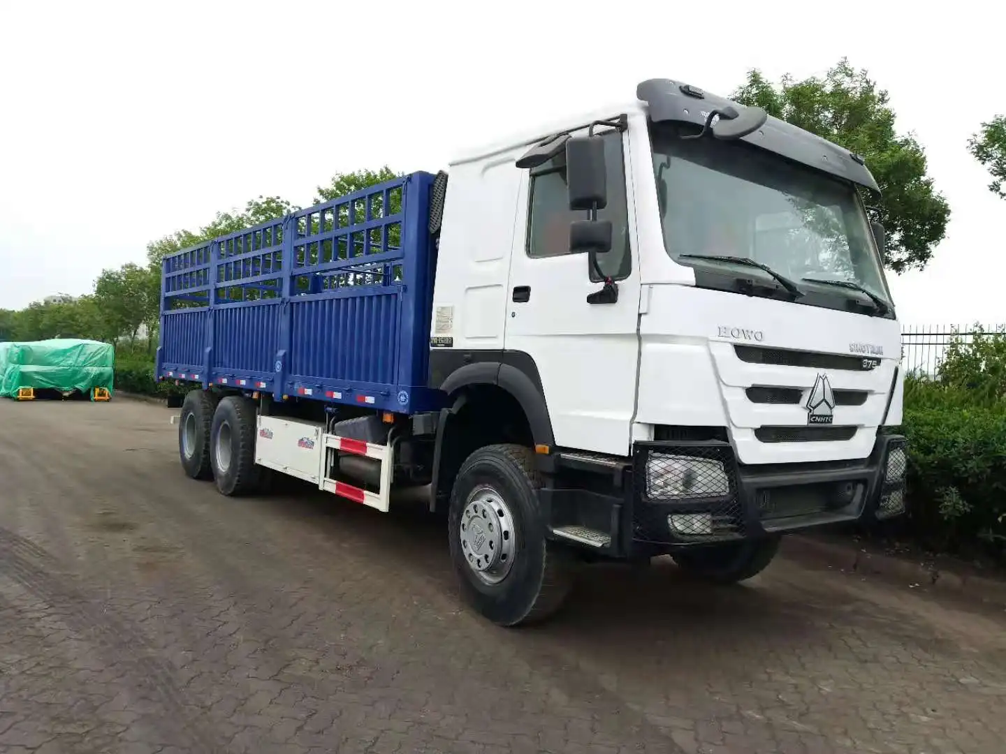 Sinotruk Heavy Duty Lorry Cargo Truck 12 Wheels Lhd Euro2 336hp Cargo ...