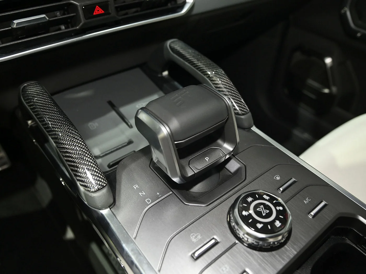 Jetour Traveler 2023 1.5td Dct Discovery Pro T-2 2.0 2024 Jetour With ...