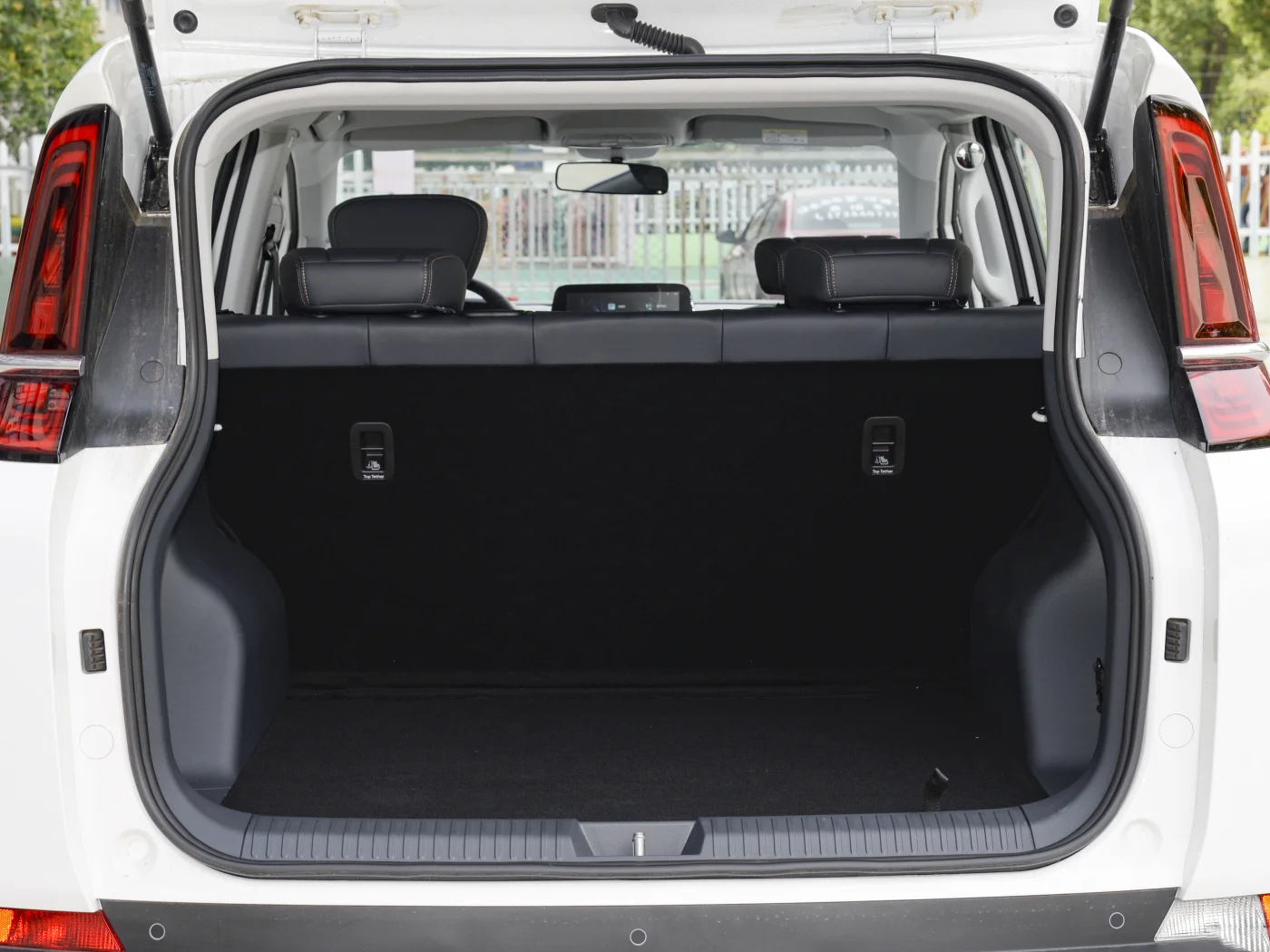 2024 Faw Bestune E05 EV Car - 4 Wheel Drive MPV Electric Vehicle